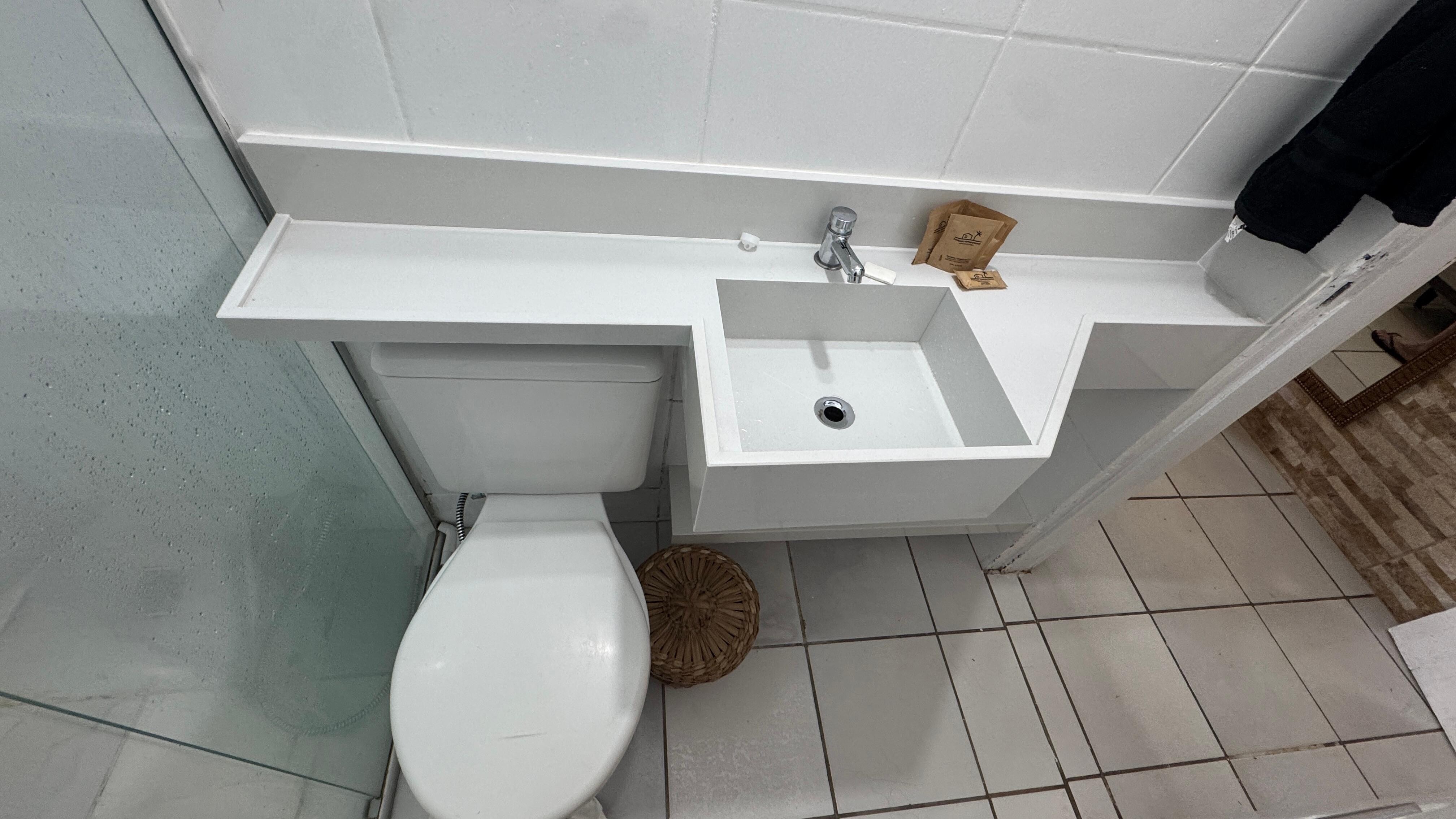 Banheiro com pia reformada 