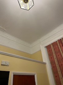 O lustre rangia, medo que caísse sobre nós