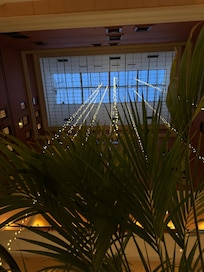 Lobbyn med häftig dekoration