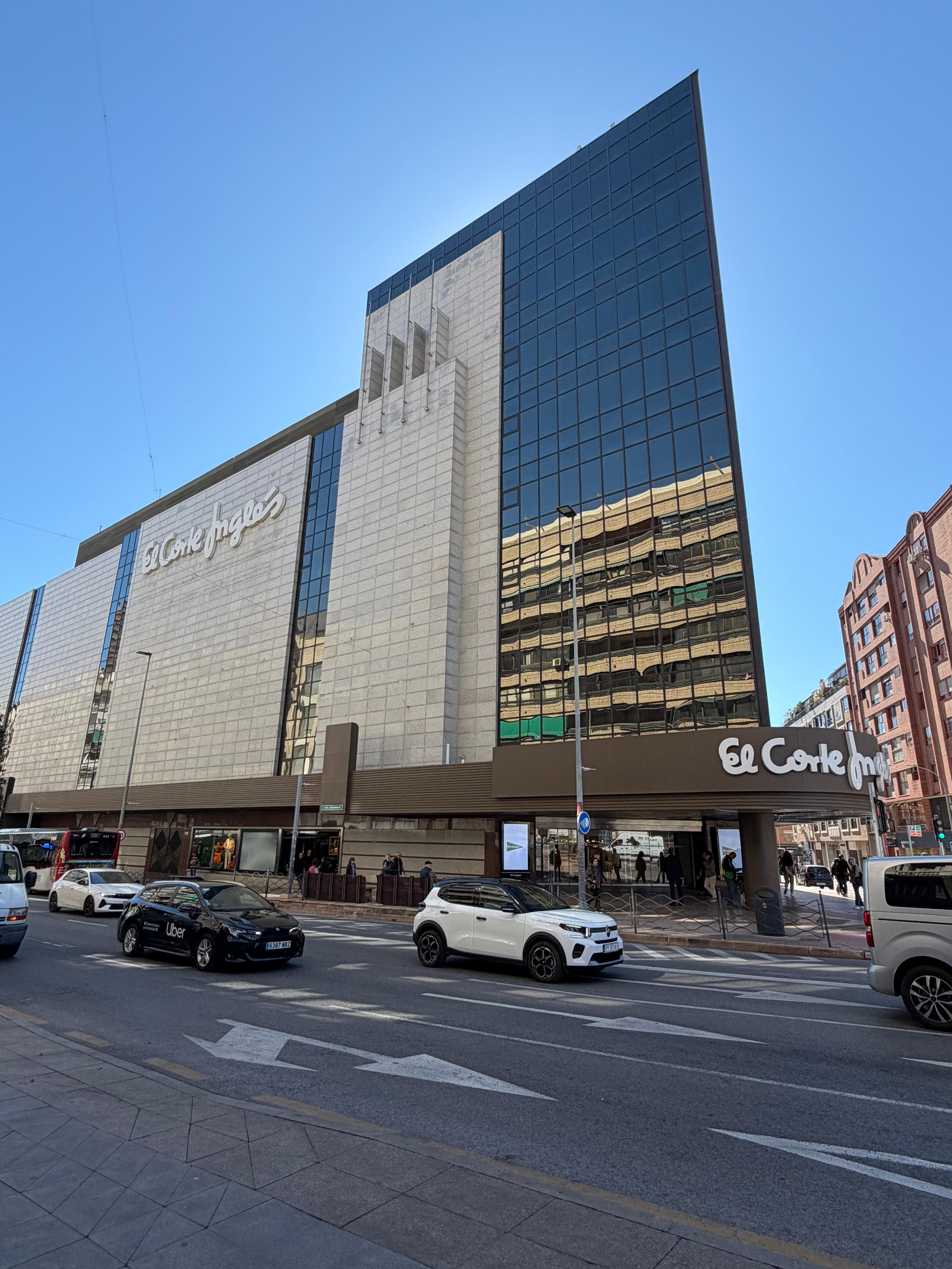 El Corte Inglés i närheten. 