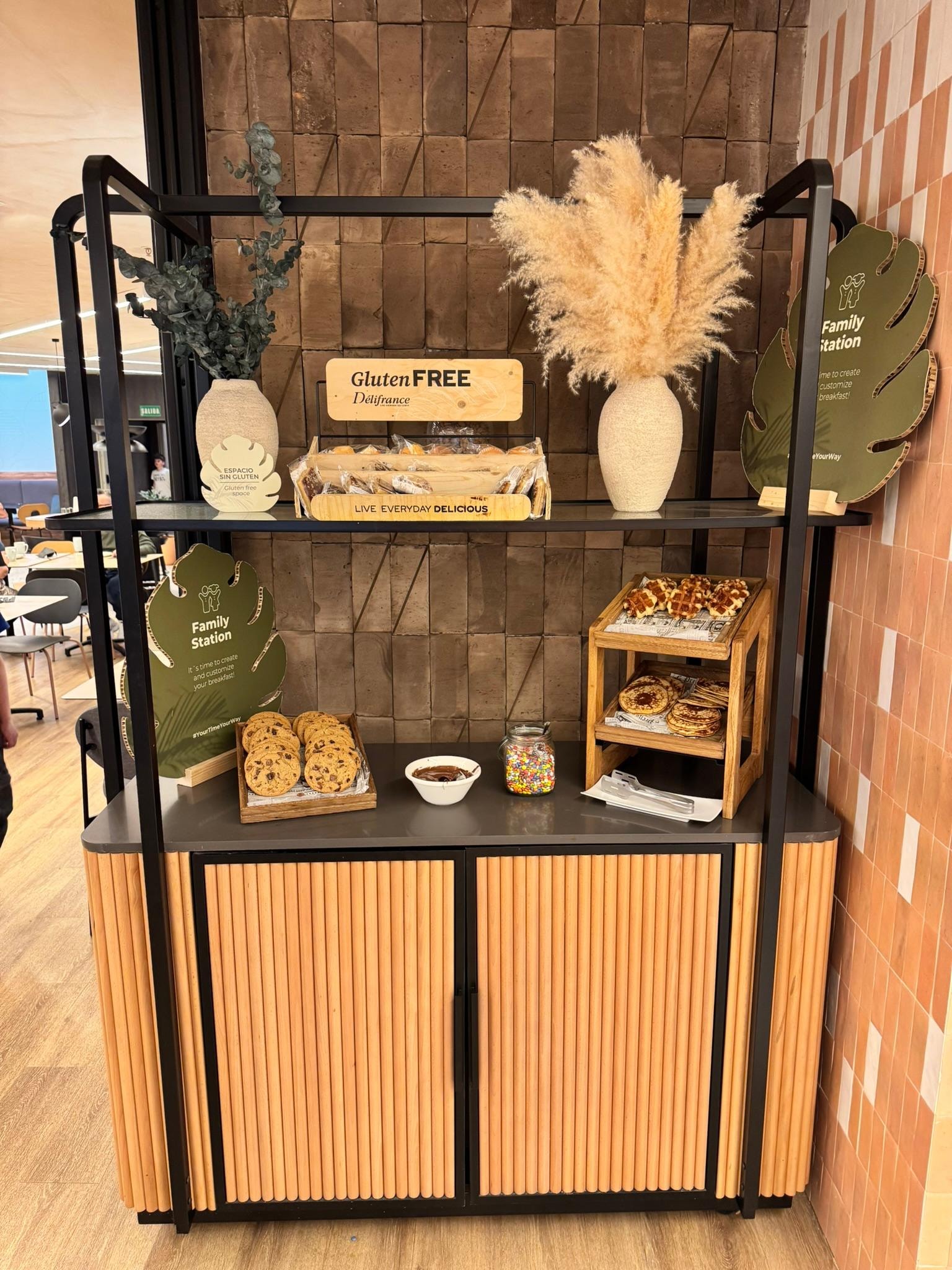 A única área para celíacos é a prateleira superior desse armário.