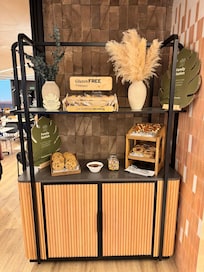 A única área para celíacos é a prateleira superior desse armário.