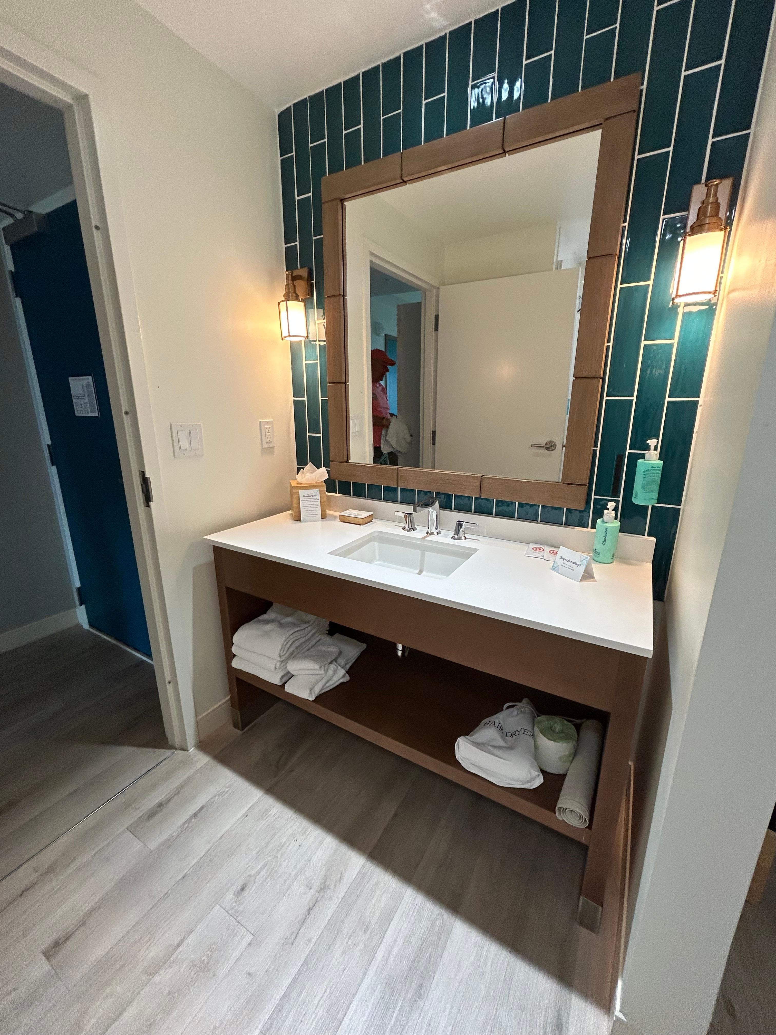 Bathroom sink/counter