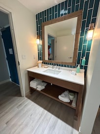 Bathroom sink/counter