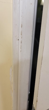 Cette photo et celles qui suivent montrent une partie de la salle de bain.