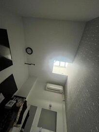 Une petite lucarne et une ventilation avec un bruit atroce !!!