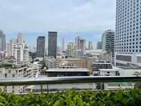 喫煙スペースからの写真です。風通しが良い日陰にもなる快適な喫煙スペースです。