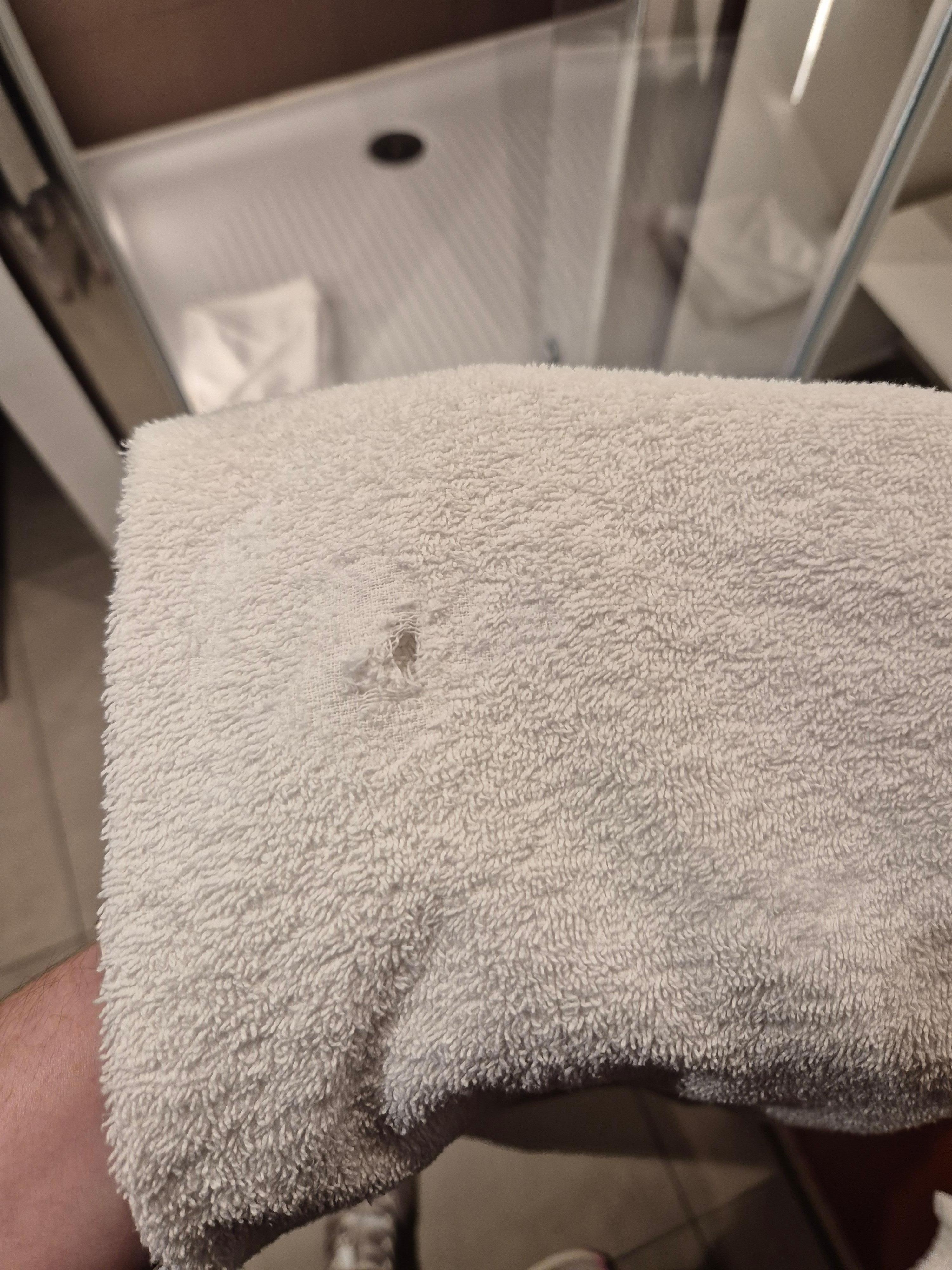 une seule serviette de bain rêche et trouée
