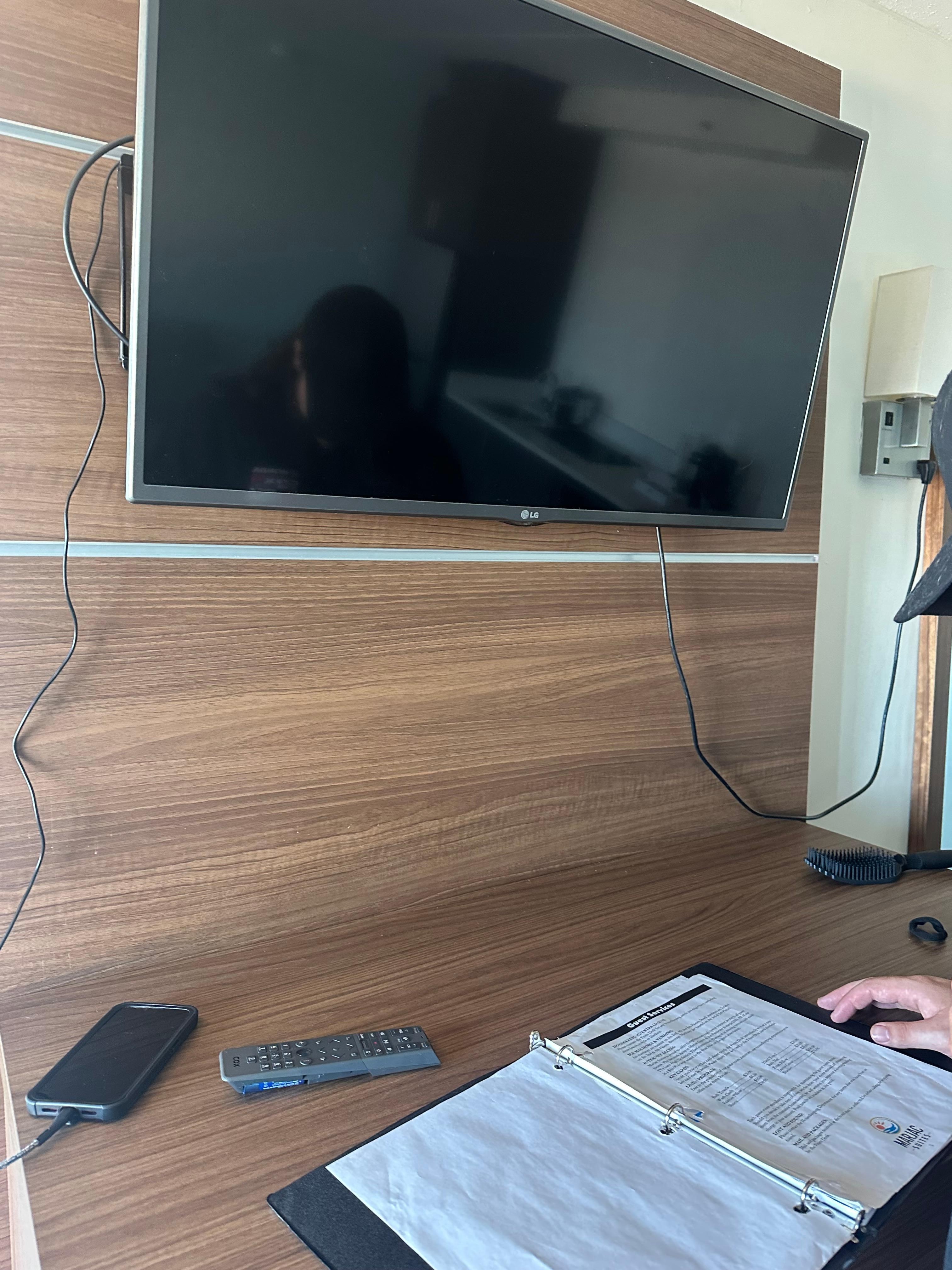 No cable hook up to the TV that is said to be there in binder shown in picture.