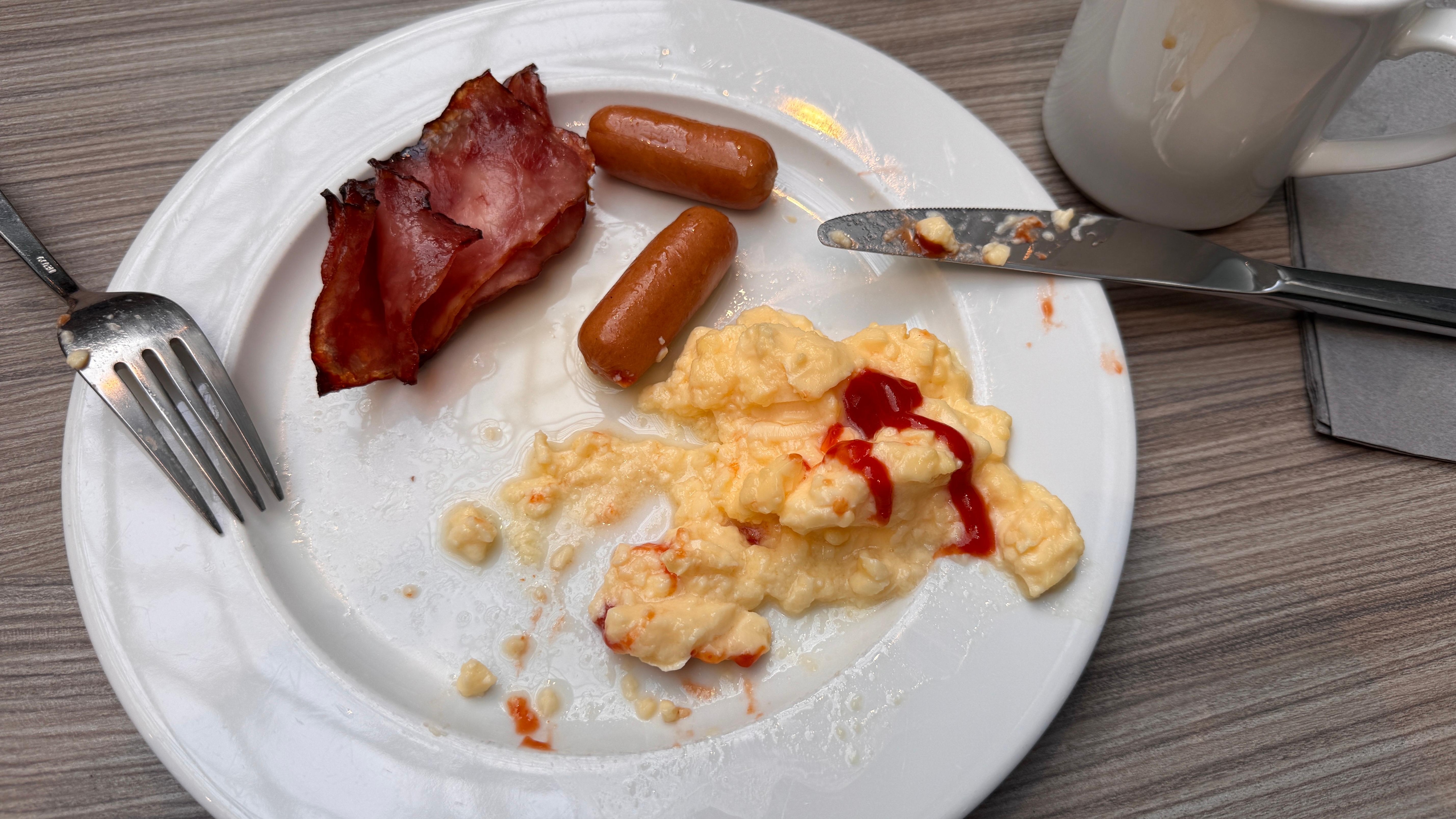 Aamiainen oli muuten hyvä, mutta pekoni oli kylmää ja munakokkeli vetistä minun makuuni.