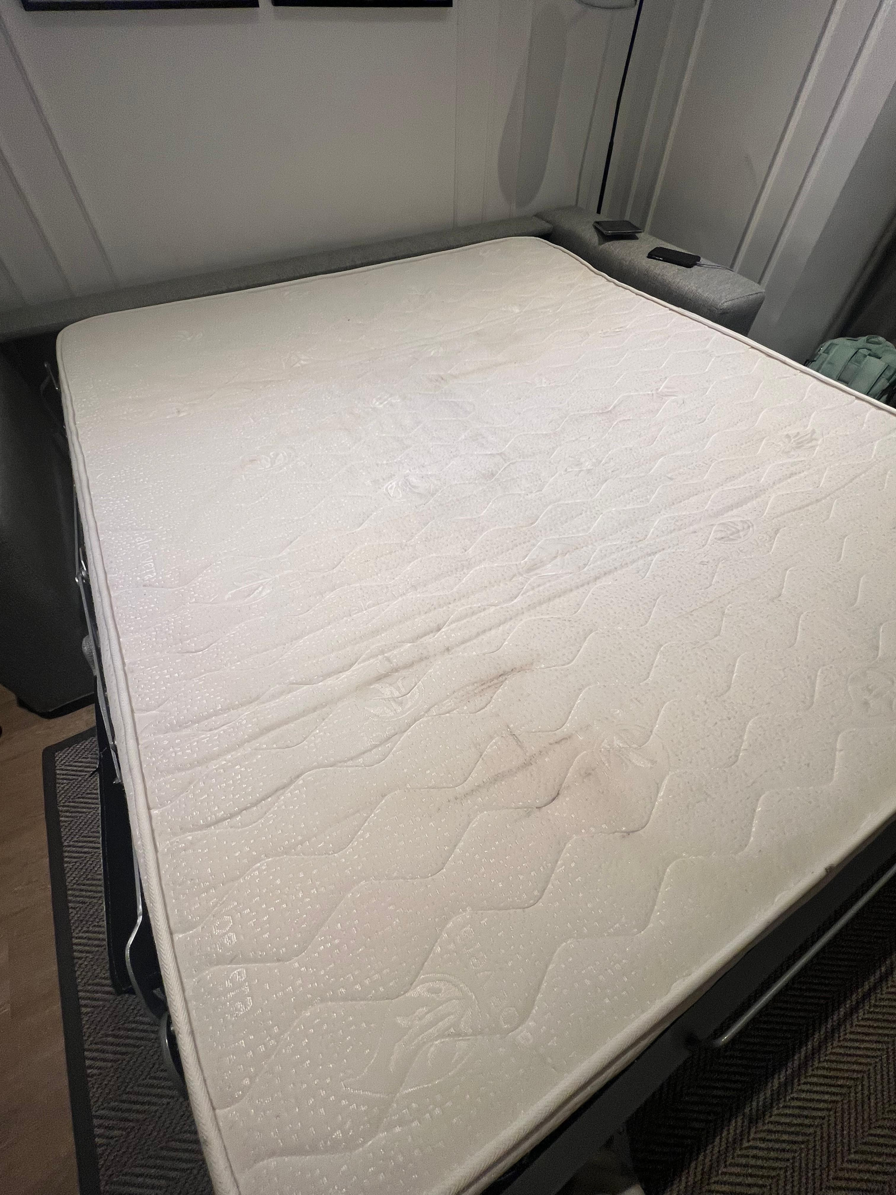 Siamo arrivati dopo la mezzanotte e, pur avendo prenotato per quattro persone, abbiamo trovato solo il letto principale pronto. Il secondo letto, un divano letto situato nella zona soggiorno/cucina, non e è il secondo letto che abbiamo trovato 