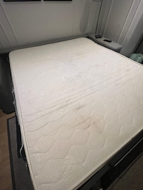 Siamo arrivati dopo la mezzanotte e, pur avendo prenotato per quattro persone, abbiamo trovato solo il letto principale pronto. Il secondo letto, un divano letto situato nella zona soggiorno/cucina, non e è il secondo letto che abbiamo trovato