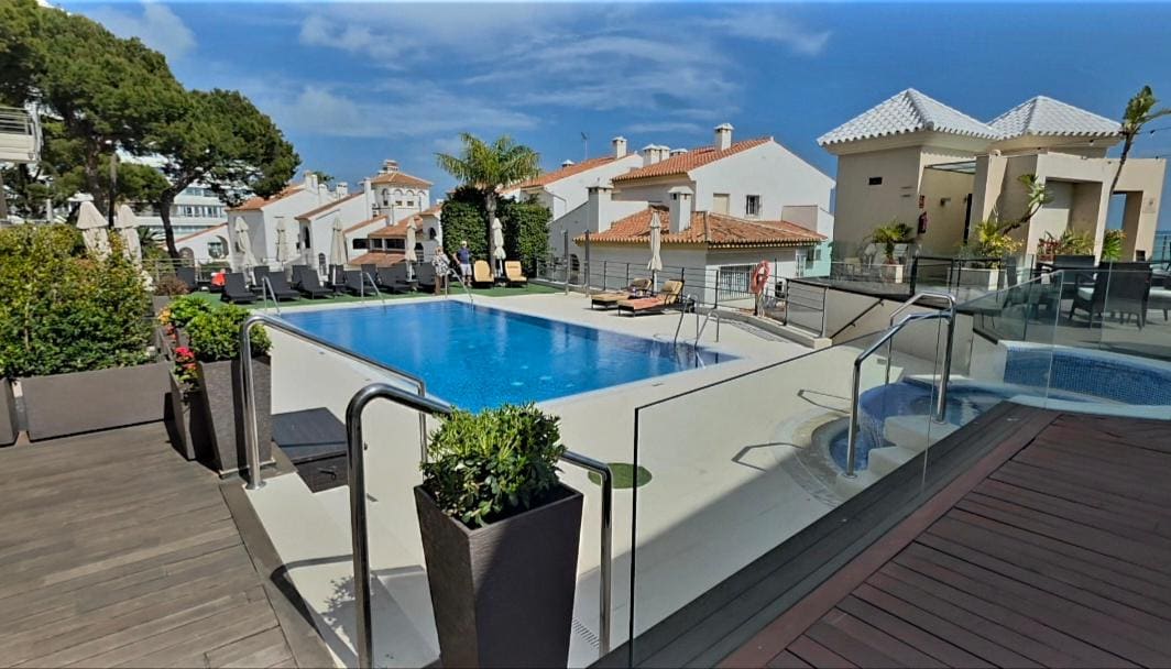 piscine et terrasse du restaurant 