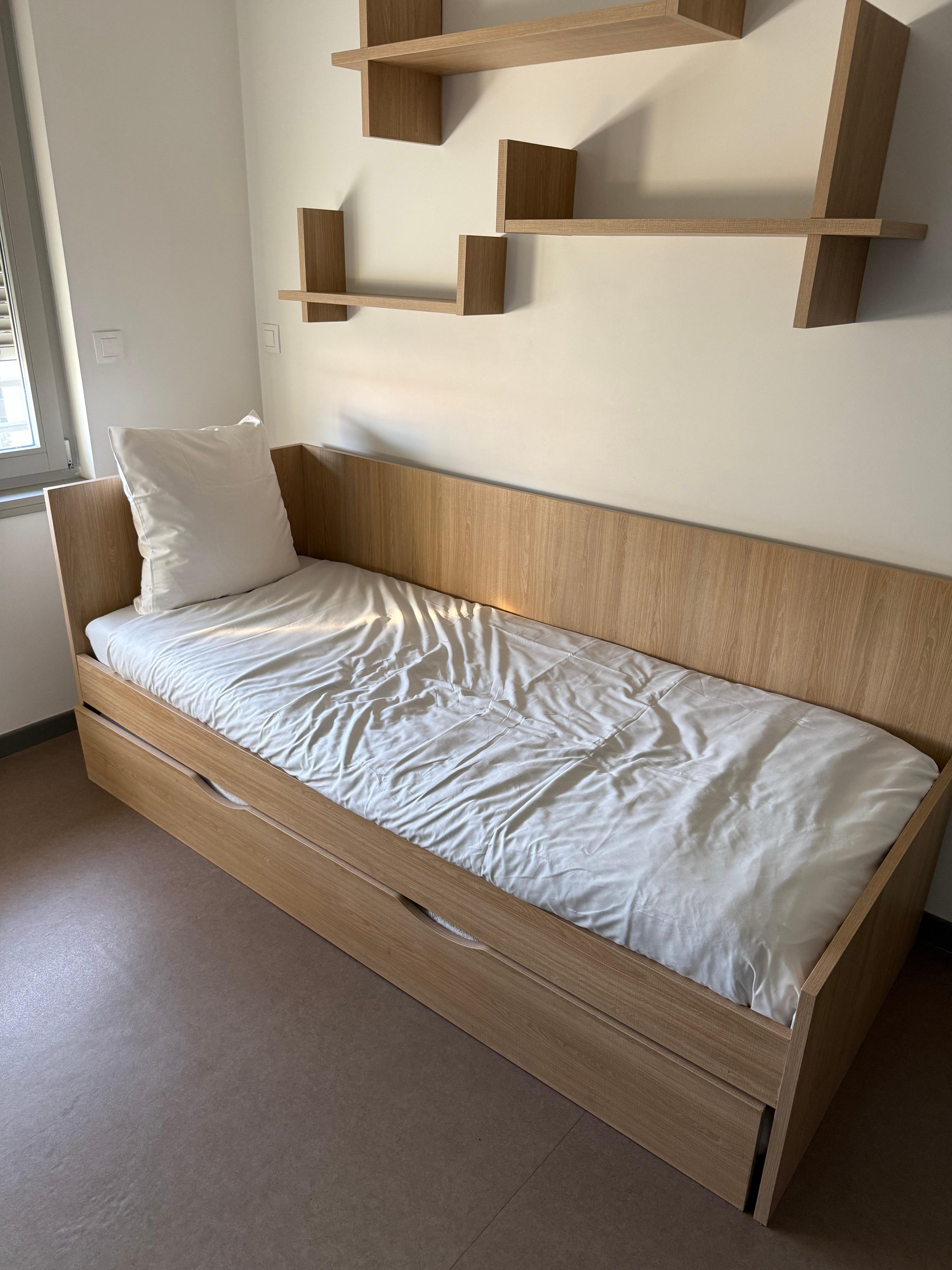 Lit simple de la chambre qui m’a été attribuée