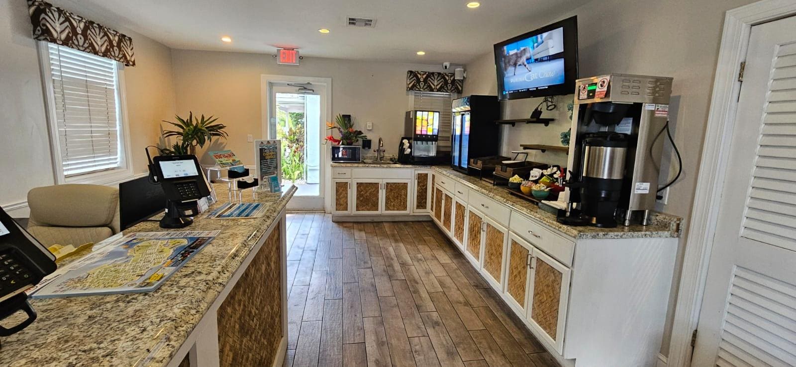 Café da manhã incluído muito bom, com ovos cozidos, cereais, iogurtes, bolinhos, café e suco. 