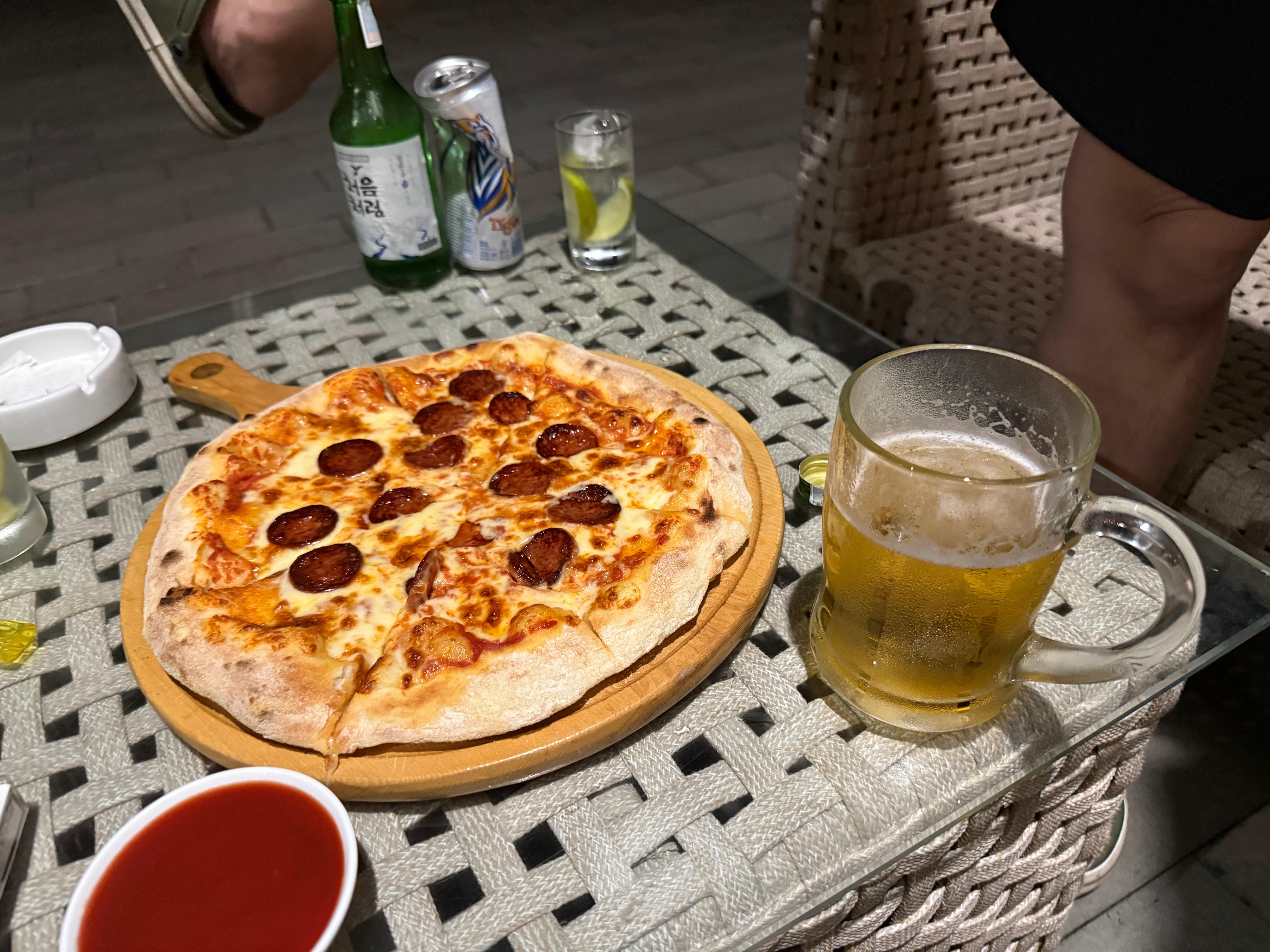 루프탑바에서 시킨 피자 ( 인스턴트 식품 아닌느낌)