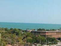 Vue de ma chambre au 13eme étage. On peut ouvrir les fenêtre sans moustiques!