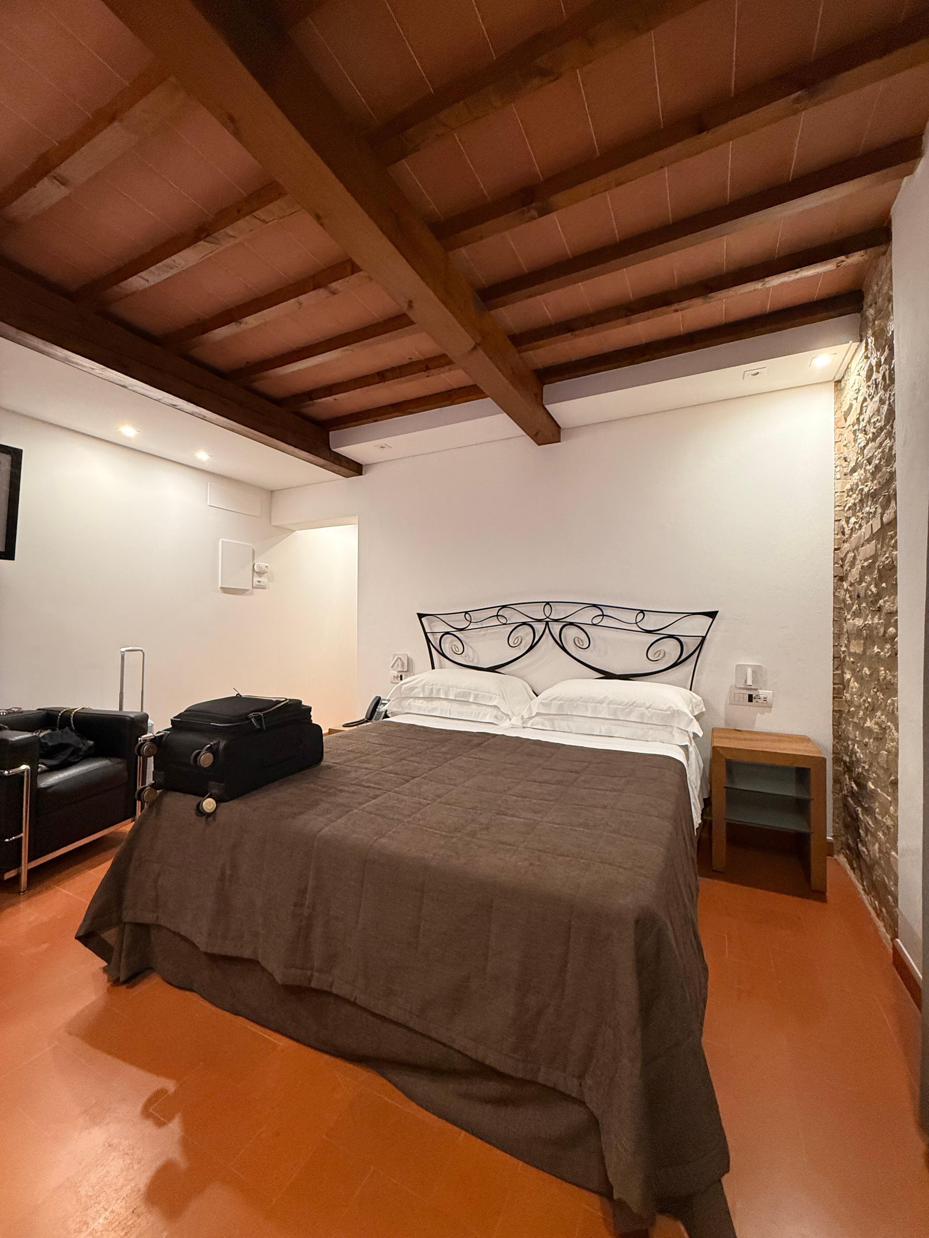 Cama muito boa, lençóis macios e travesseiros bons