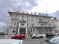 整個酒店被鐵架圍着嚴重影響海景景觀,跟購買時照片不同感覺受騙!