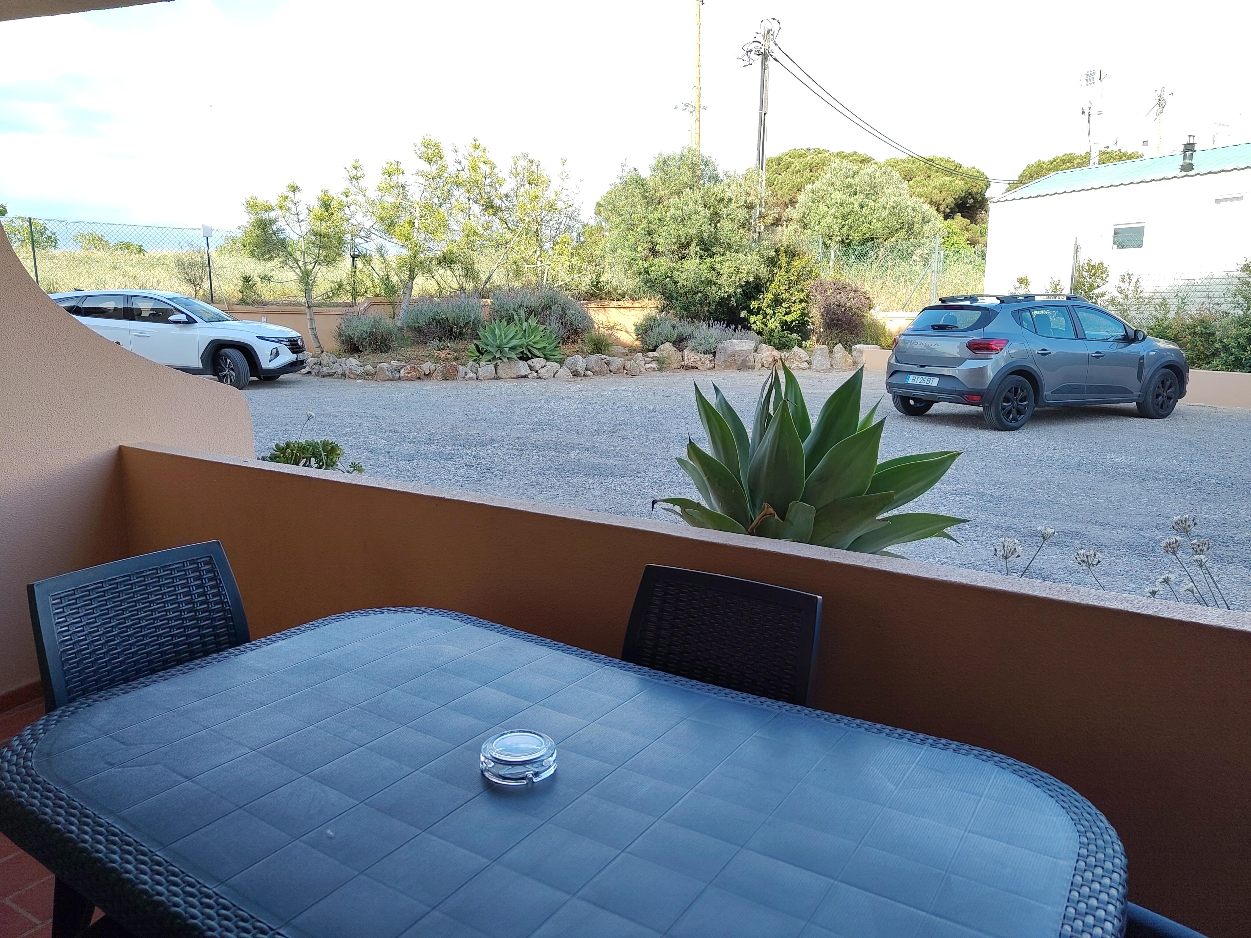 Terrasse zum Parkplatz hin