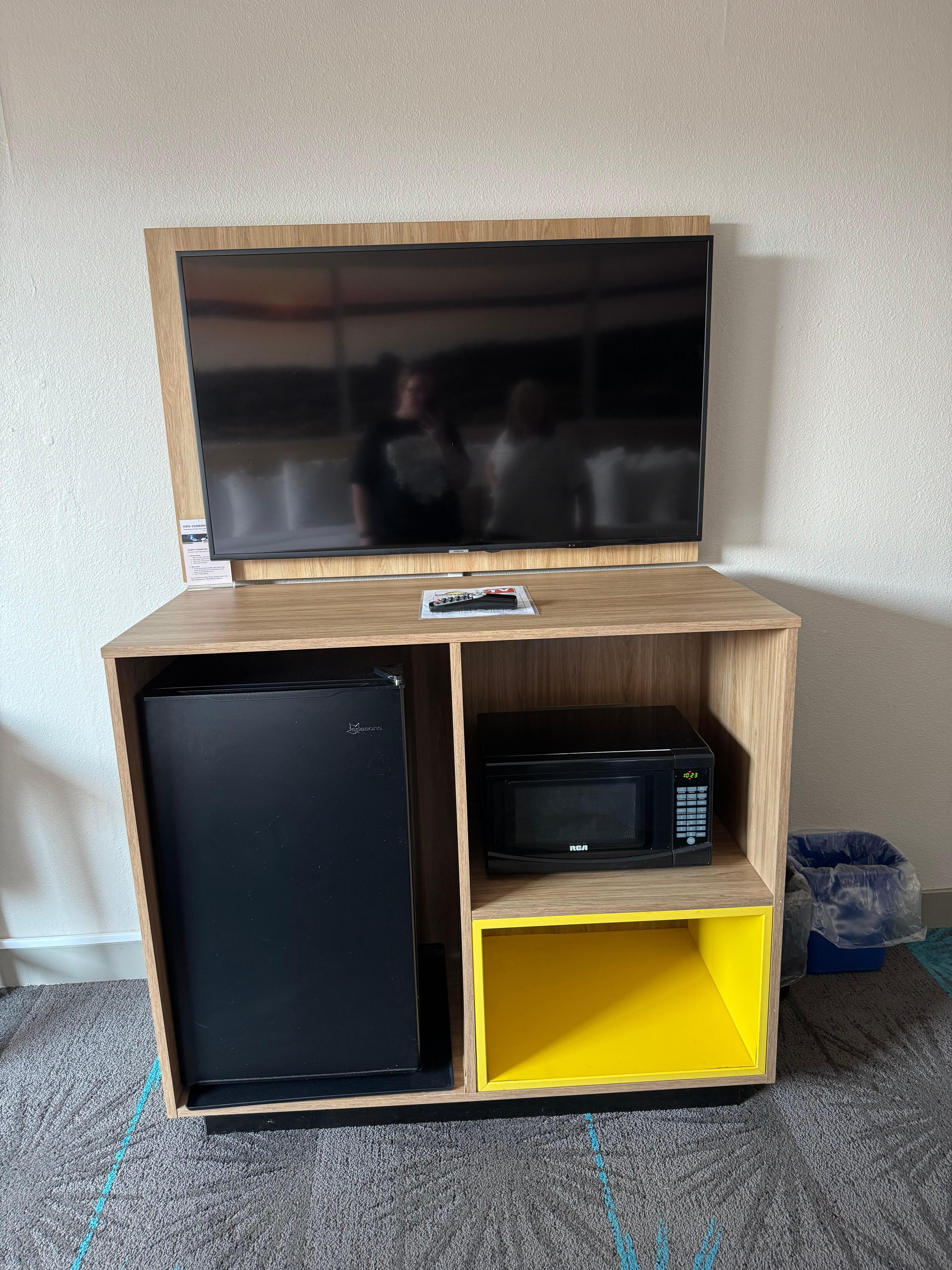Microwave works well, same with fridge, TV works too, had some decent channels, and helpful local things to do, during your stay.