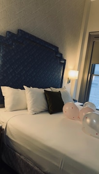 Soft king bed with soft pillows!!