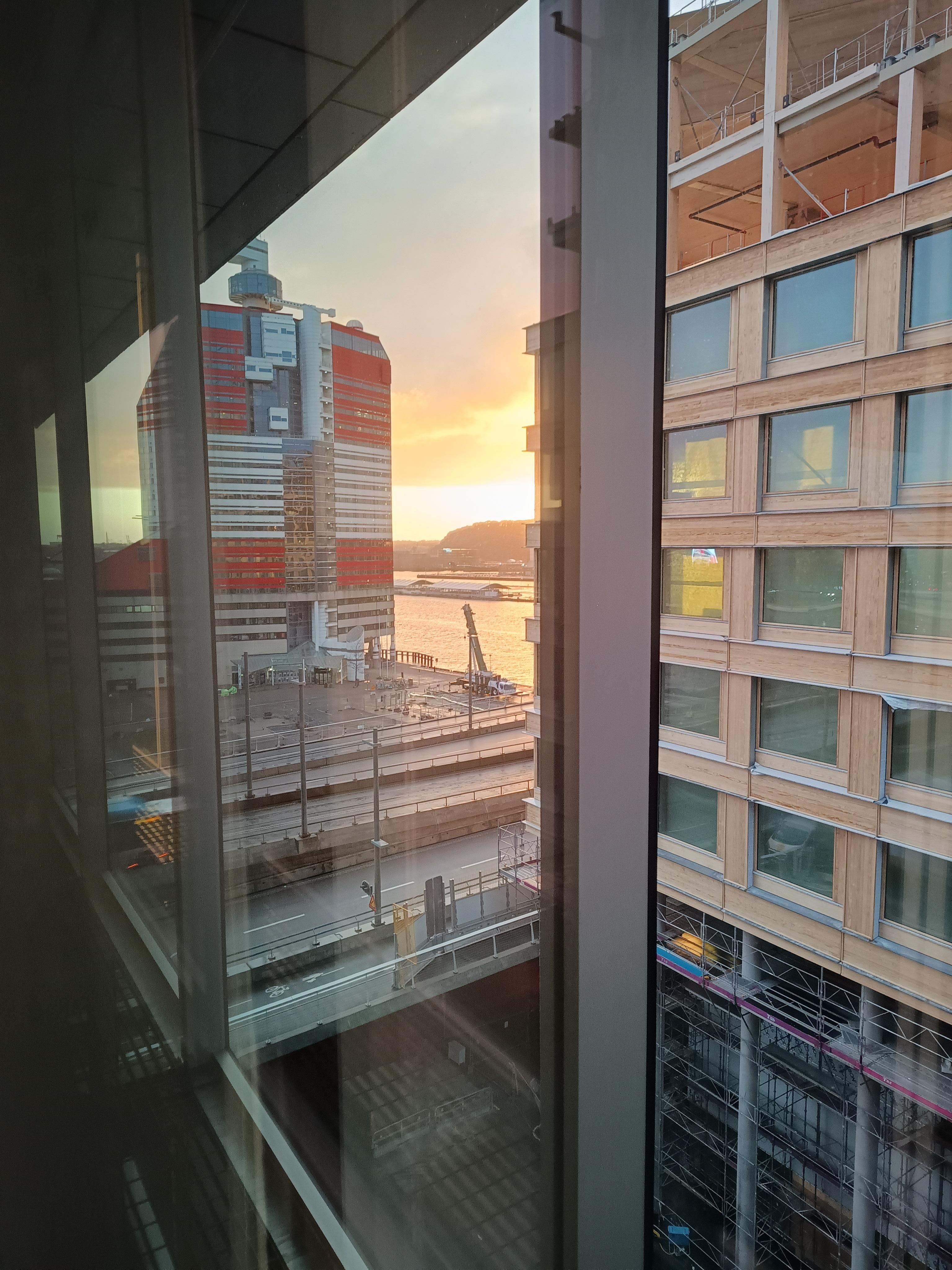 Utsikt från rummet om man trycker sig mot fönstret 