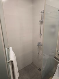 Clean shower with Great pressure and hot water