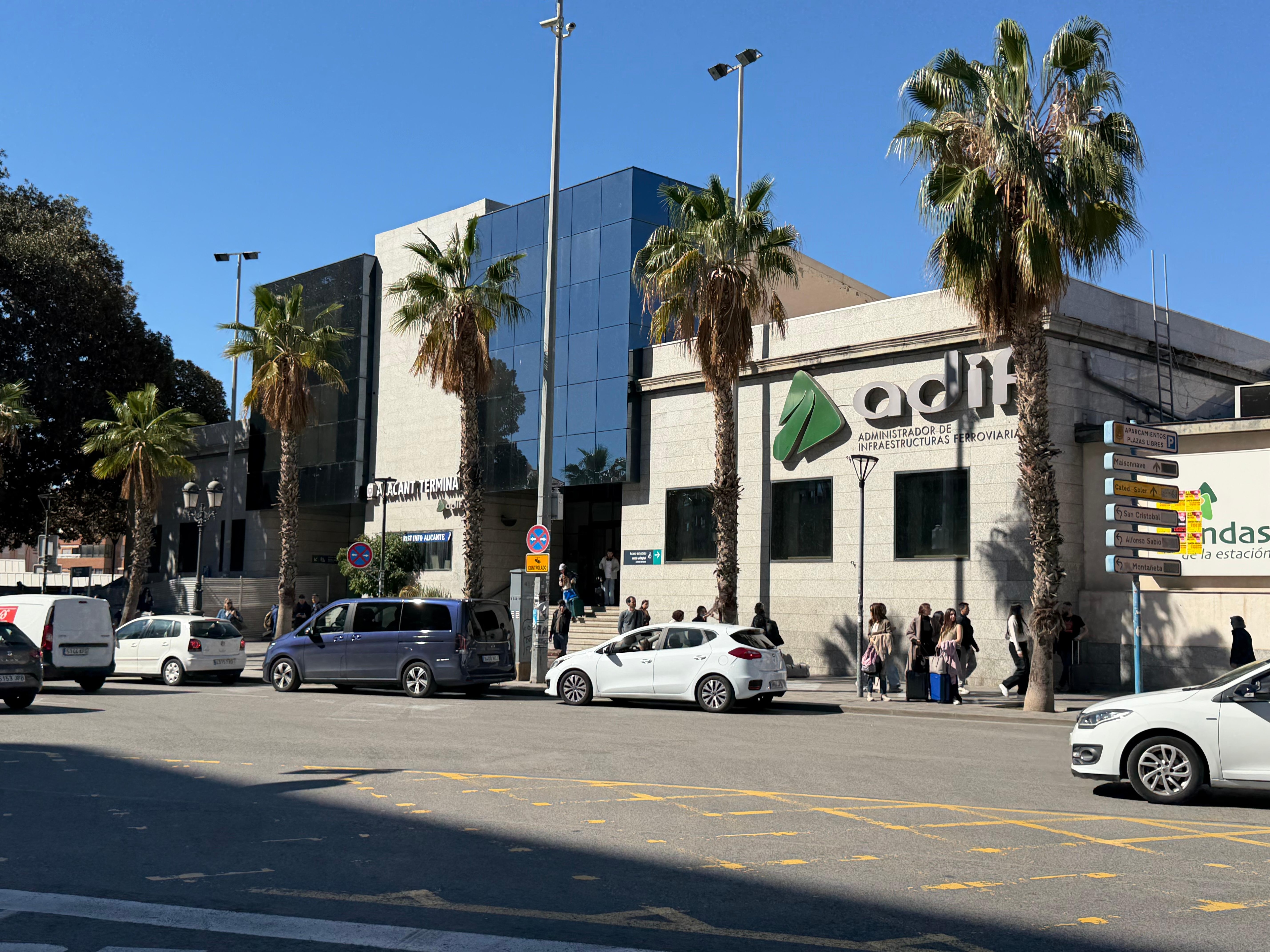 Järnvägsstationen på samma gara. 