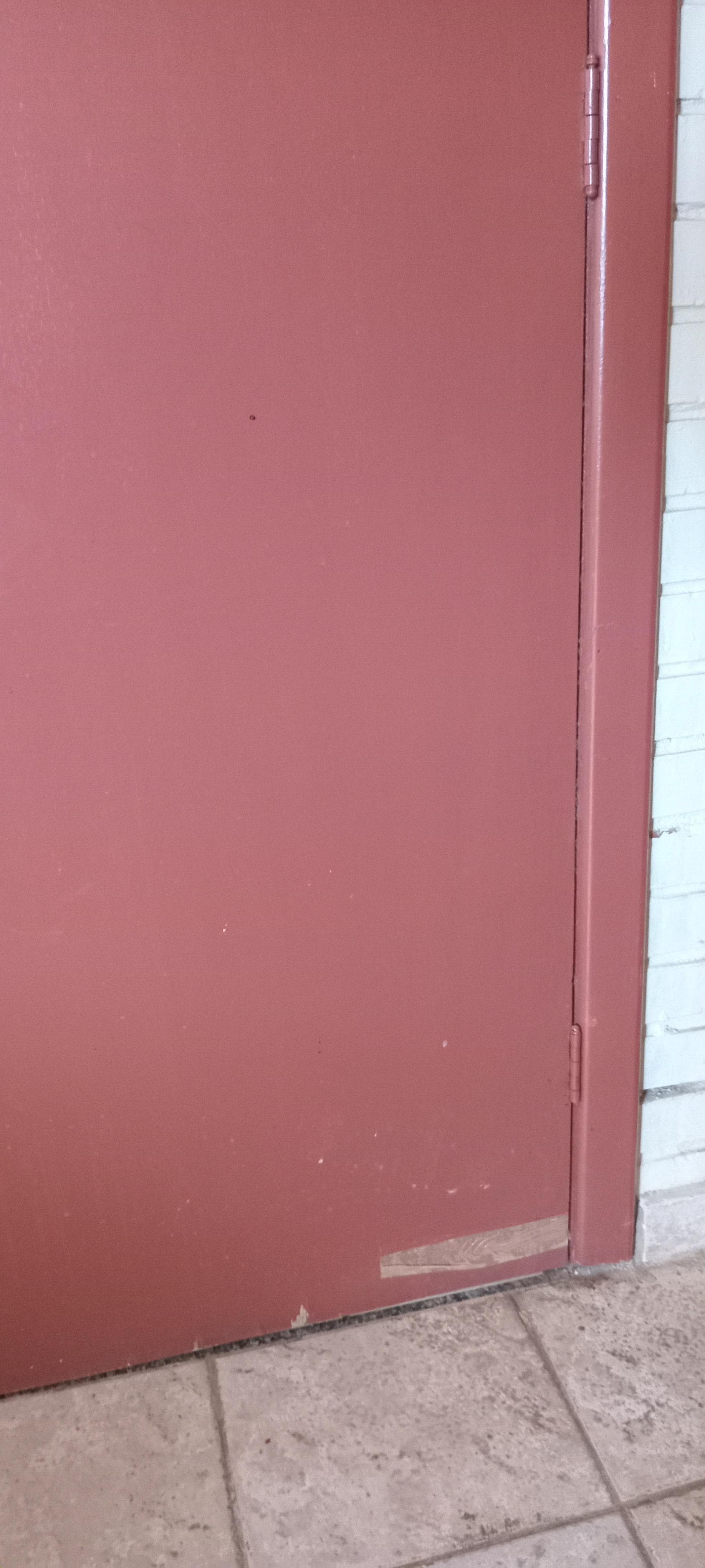 Porta do apartamento. 