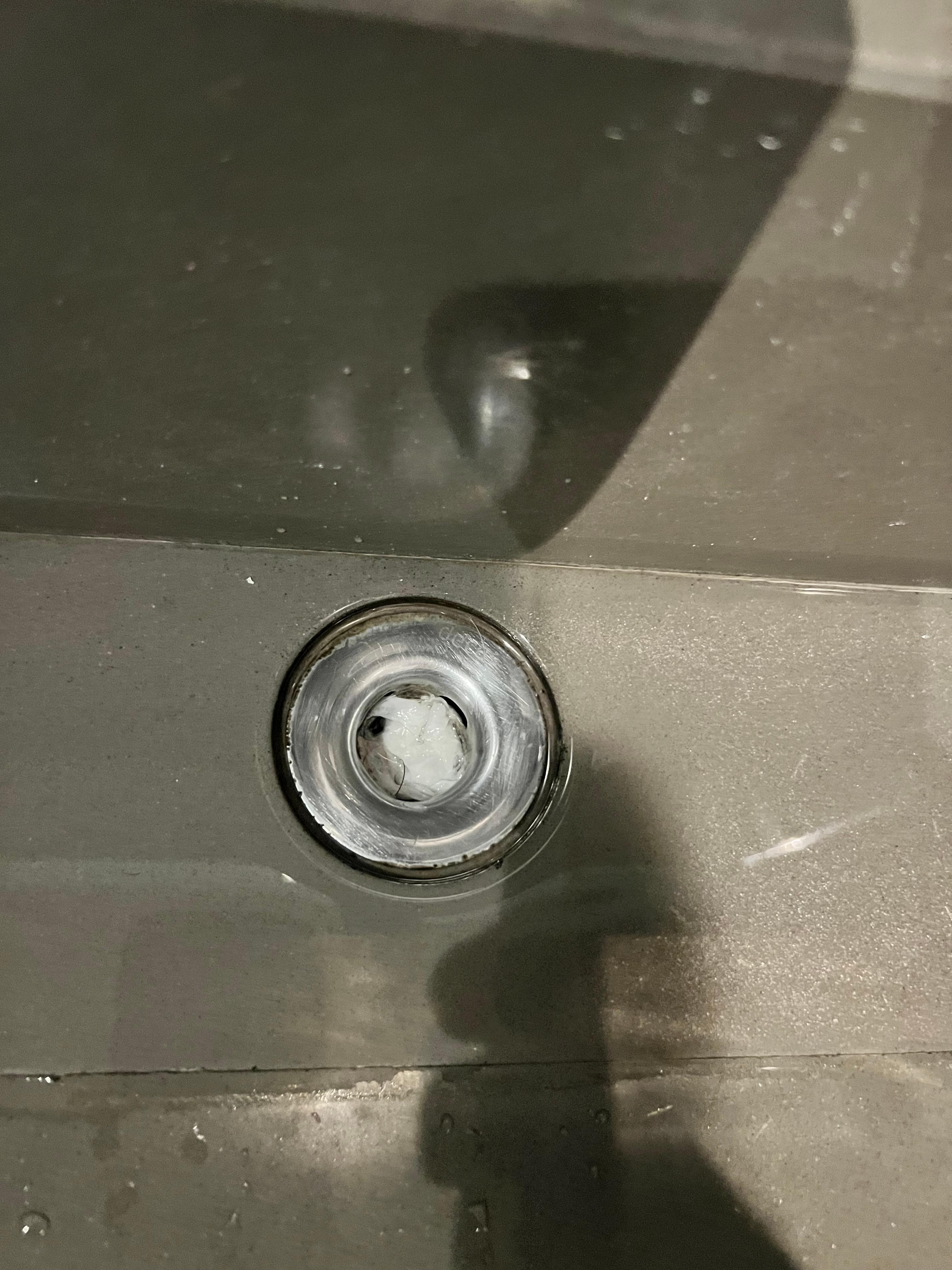 Pia após limpeza do quarto