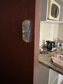 Trava de segurança da porta quebrado