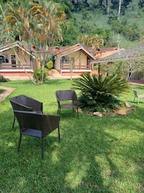 Tem um pouco de barro na grama, mas é por causa de chuva intensa