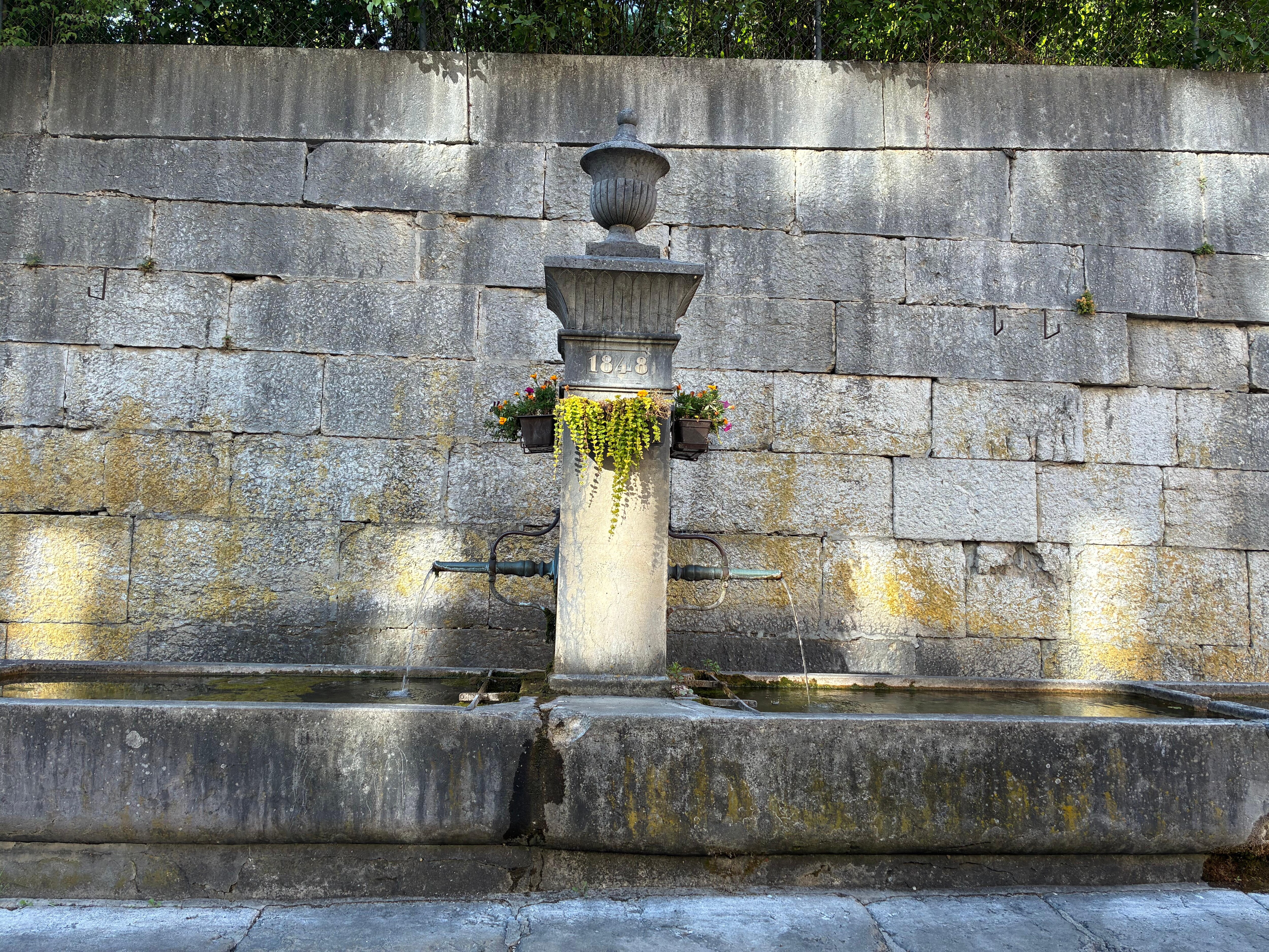 Gegenüber ein historischer Brunnen, zur Erinnerung an die Unabhängigkeitserklärung 1848