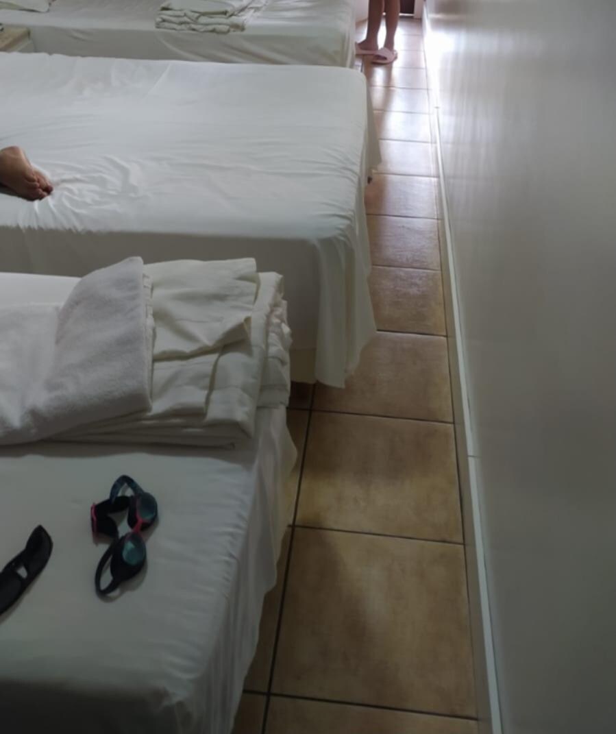 Não tinha nem como andar dentro do quarto. Já havia retirado todas as malas.