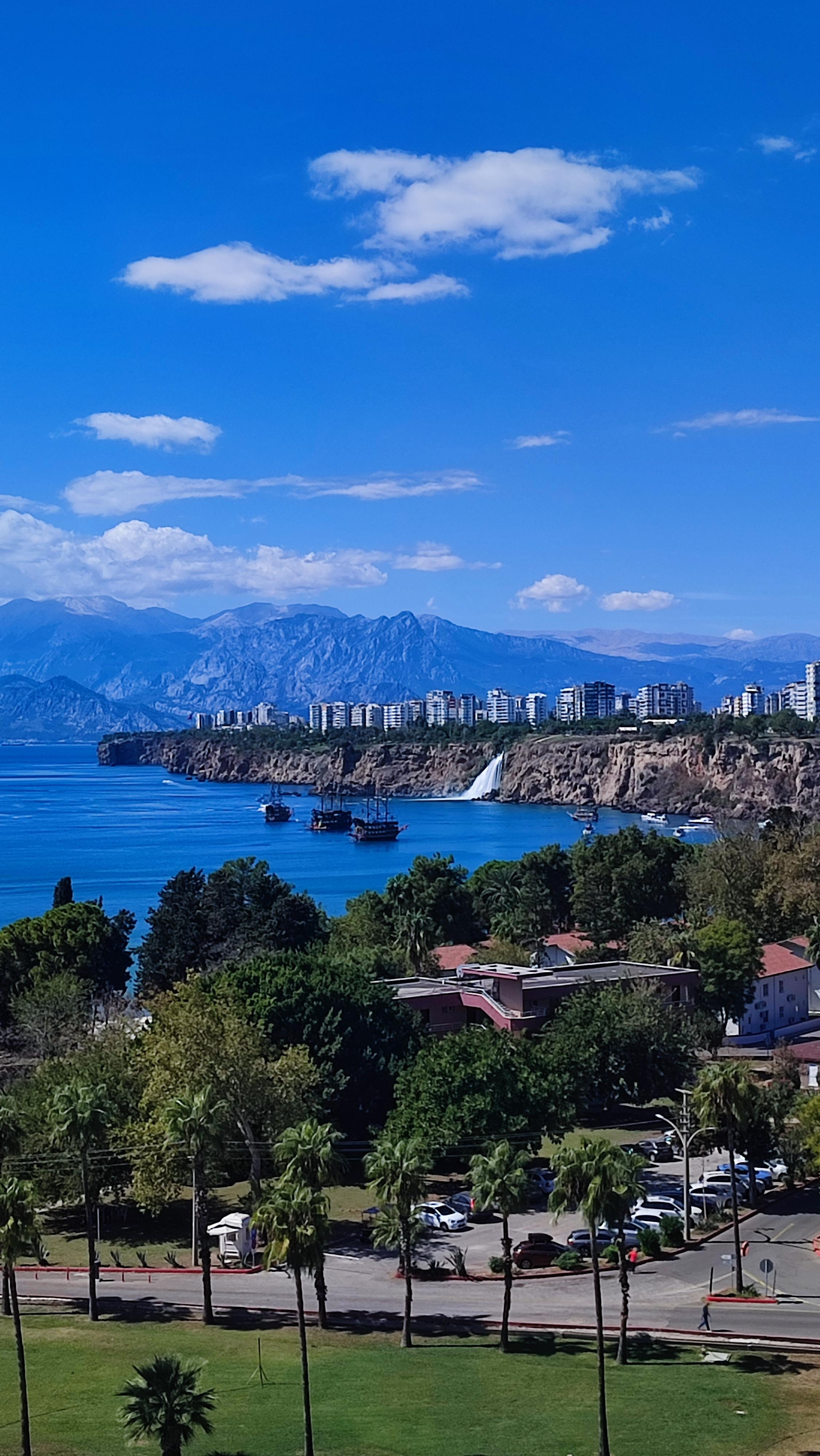 Odanın arka manzarası (otelin asansöründen odalara giderken koridorda gözüküyor)