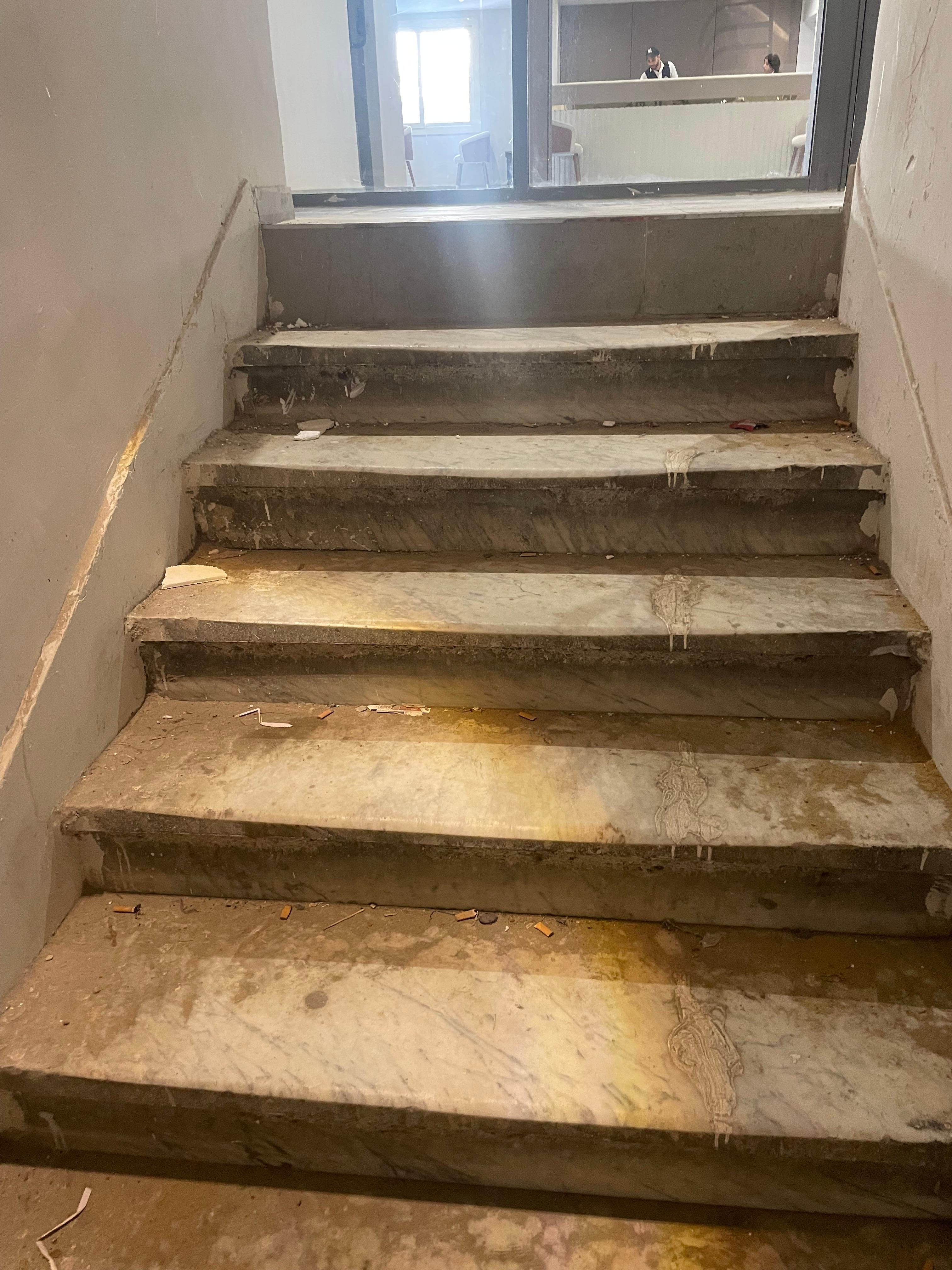 5 floors to walk up through a dirty, smelly and filthy staircase 