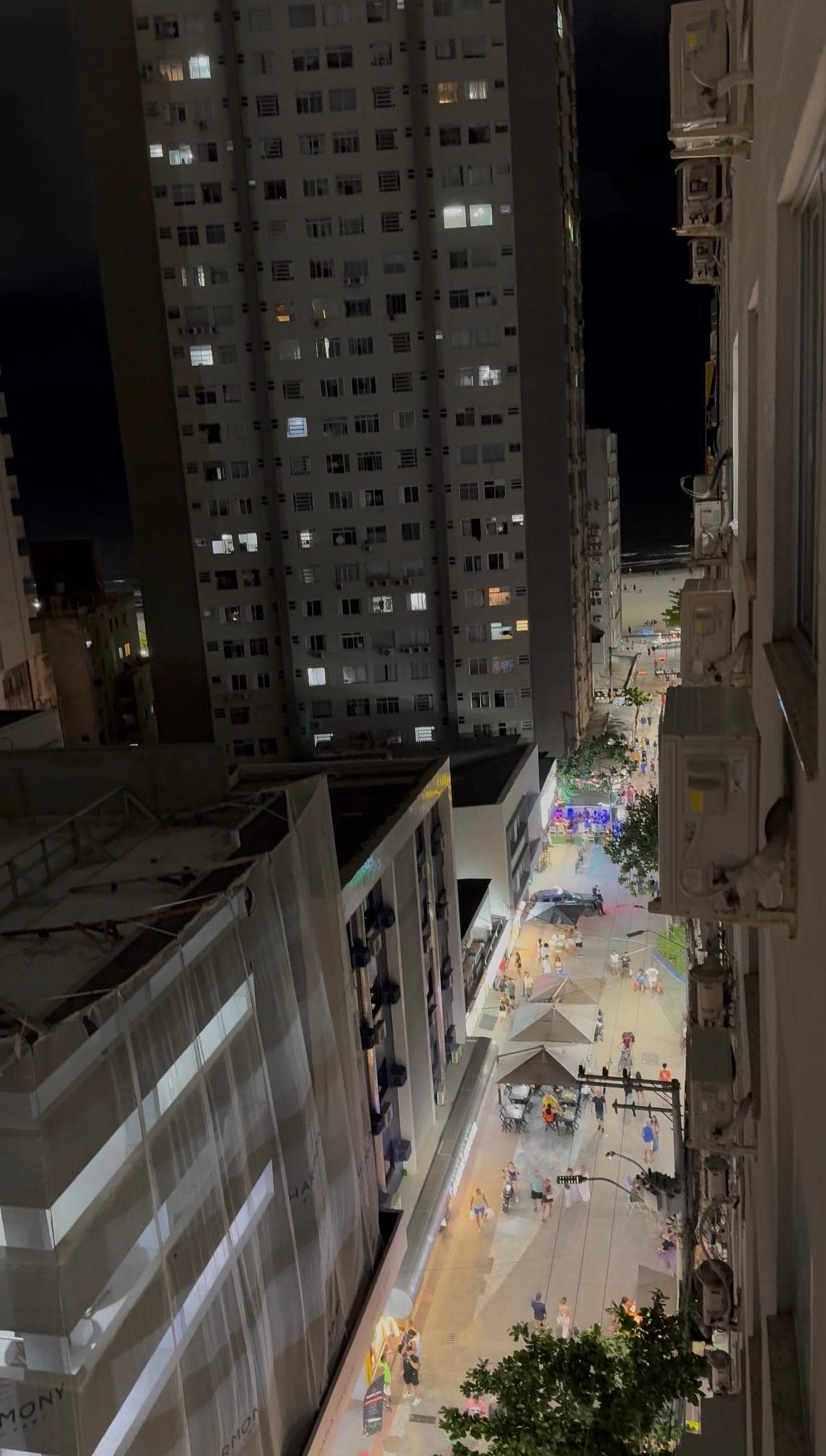 Rua muito movimentada, muitos estabelecimentos abertos de madrugada, bem próximo ao calçadão da praia.