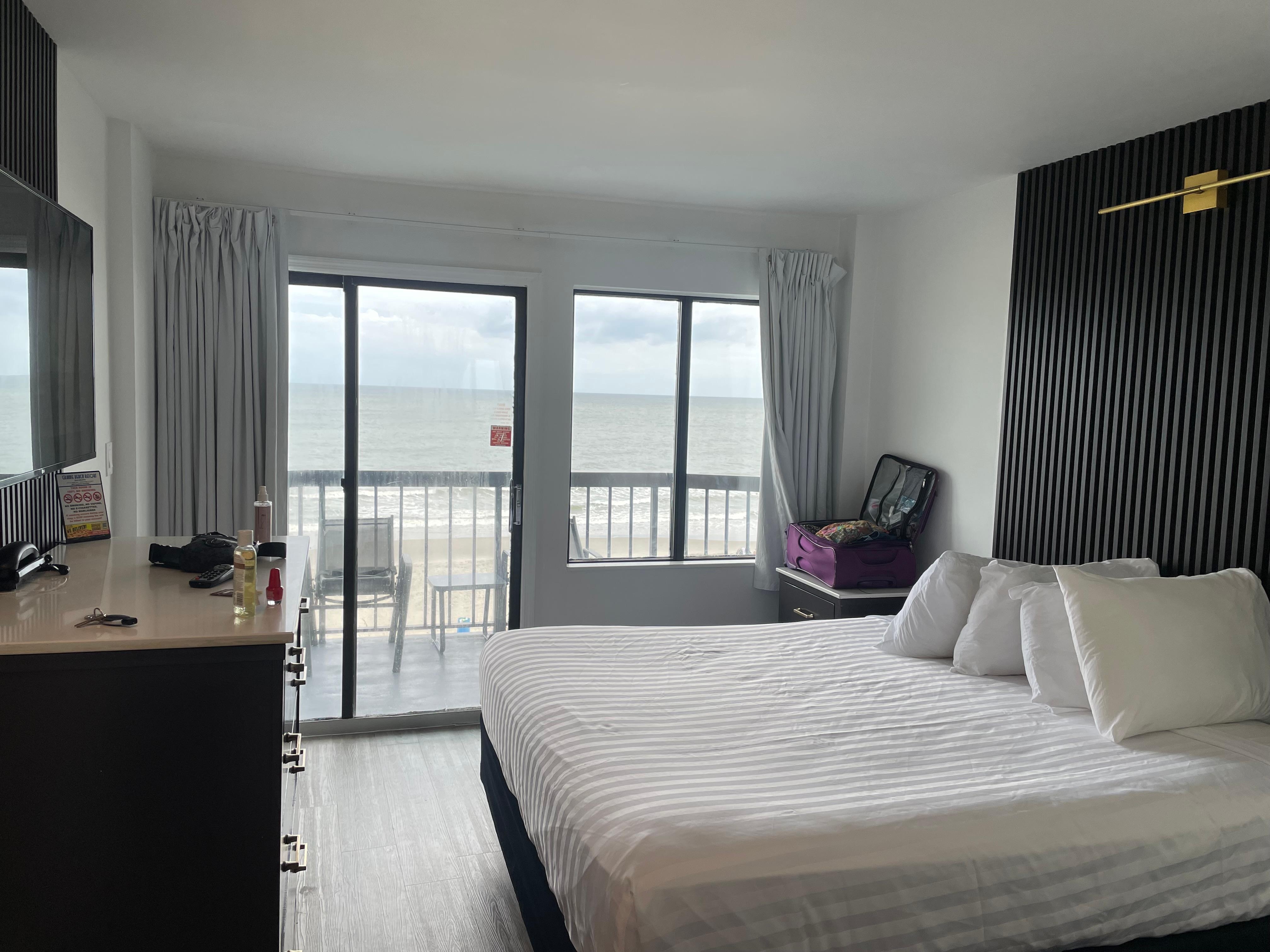 Bed w/TV
oceanfront view and balcony 