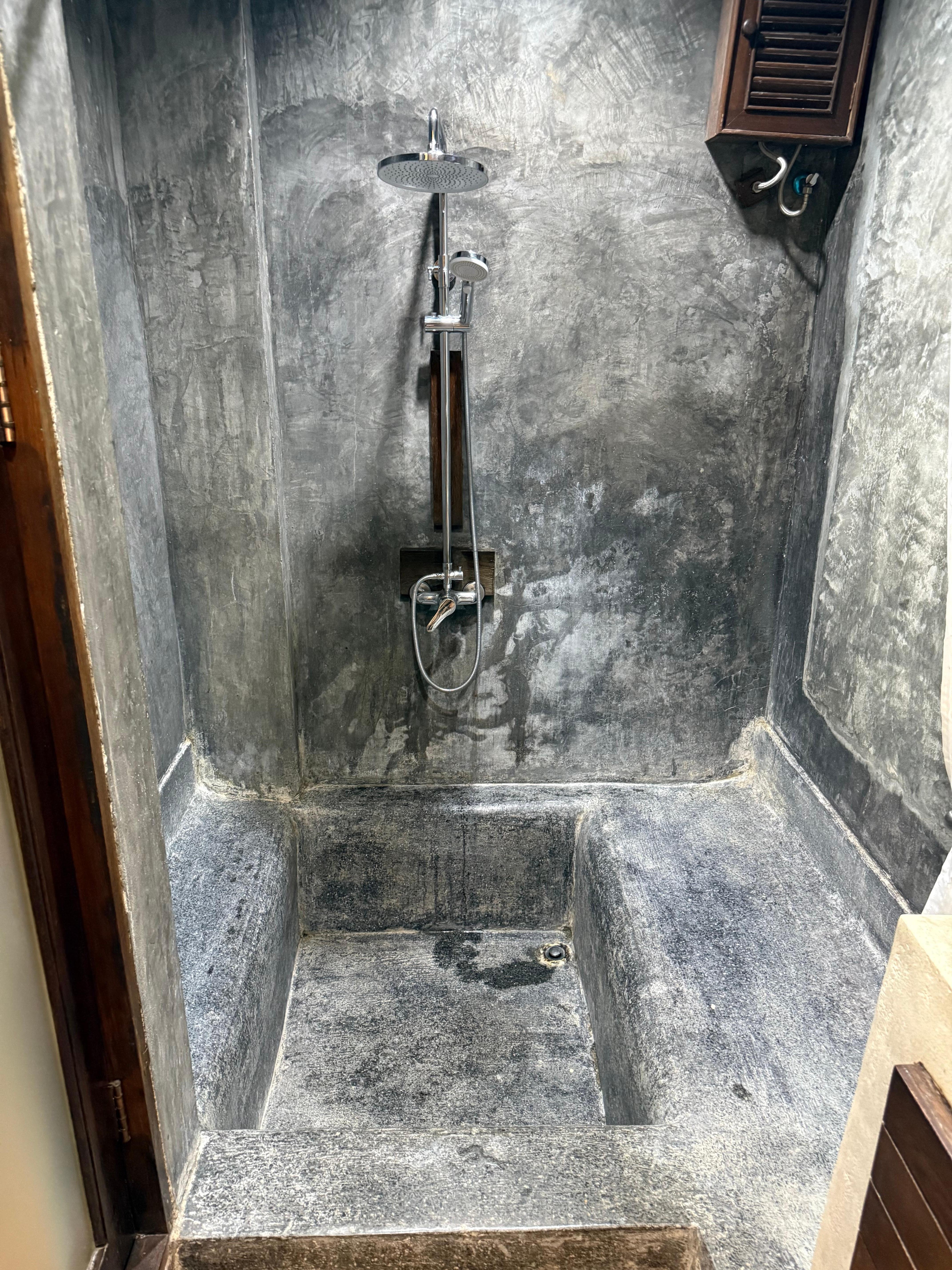 Ca 40-45cm ned i brusenichen