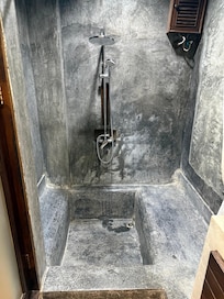 Ca 40-45cm ned i brusenichen