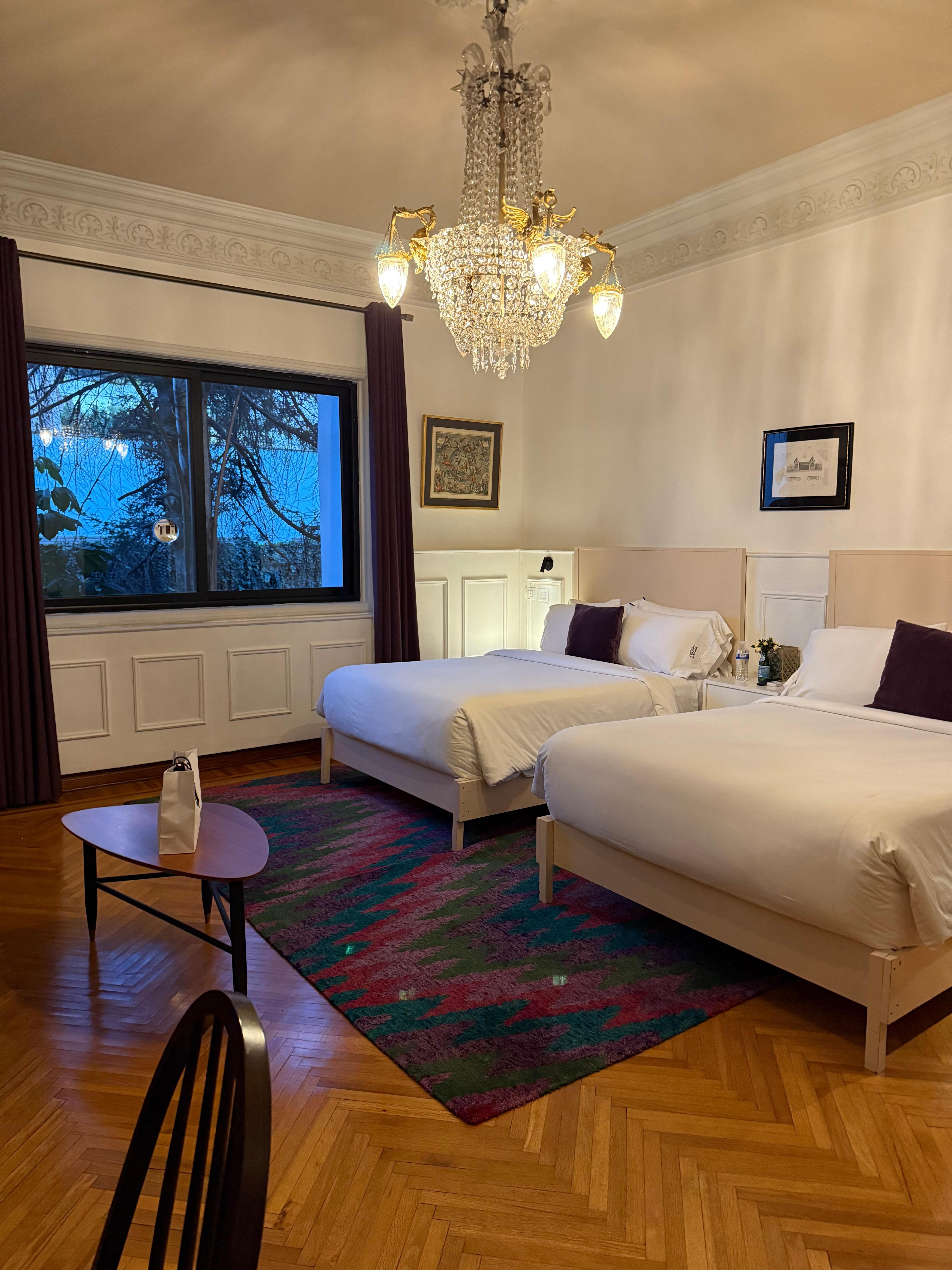 2 queen beds. Super comfortable mattress 