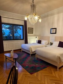 2 queen beds. Super comfortable mattress