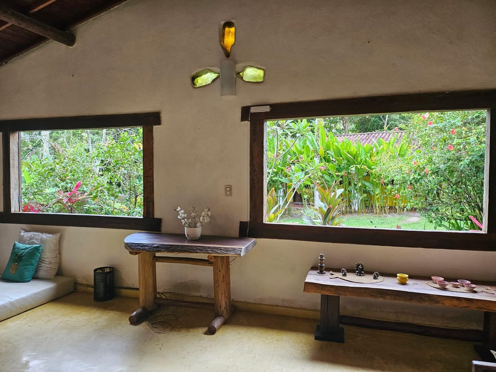 Parece dois quadros, mas são duas janelas com vistas para o jardim.