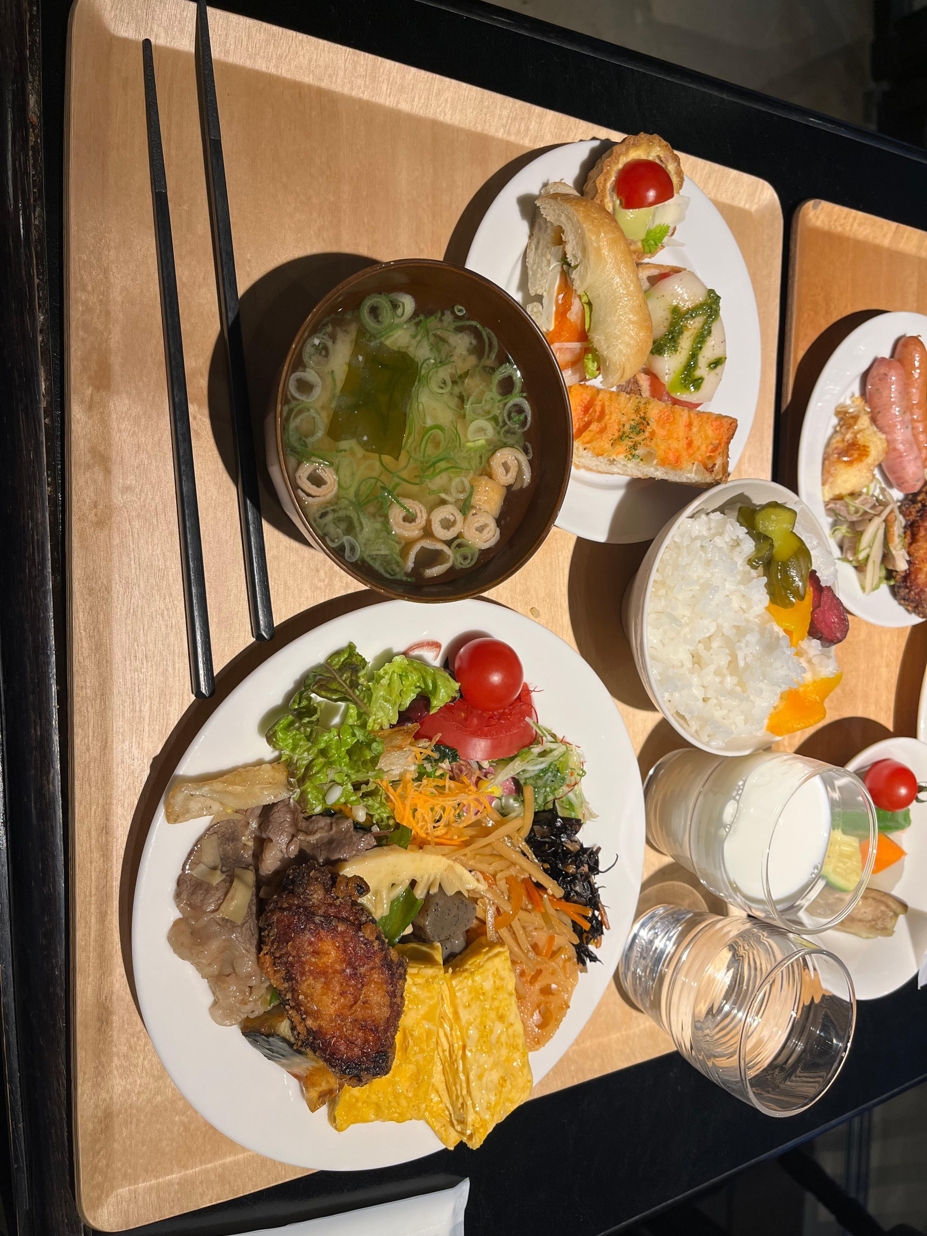 毎日食べても飽きない朝食。だし巻きは目の前で焼いてくれました