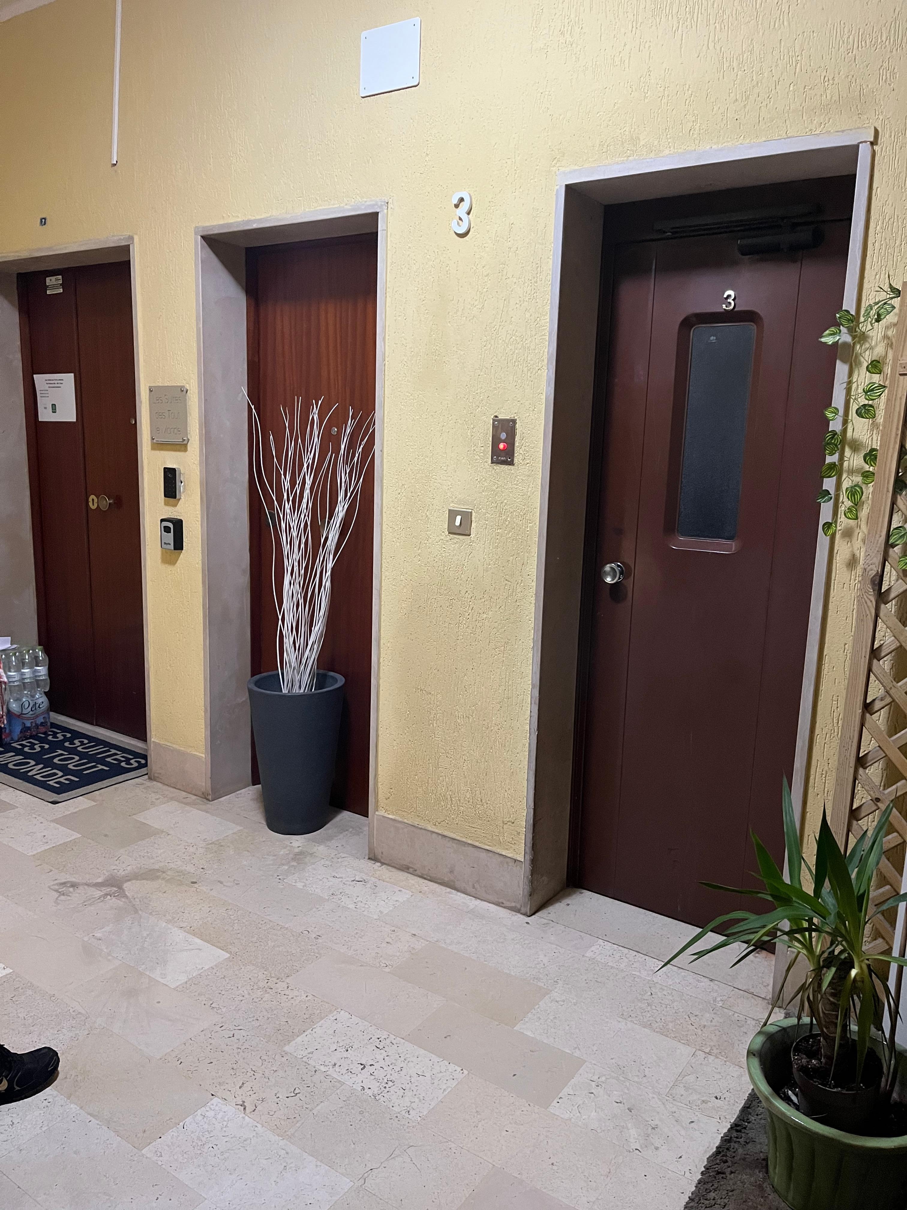 右がエレベーターです