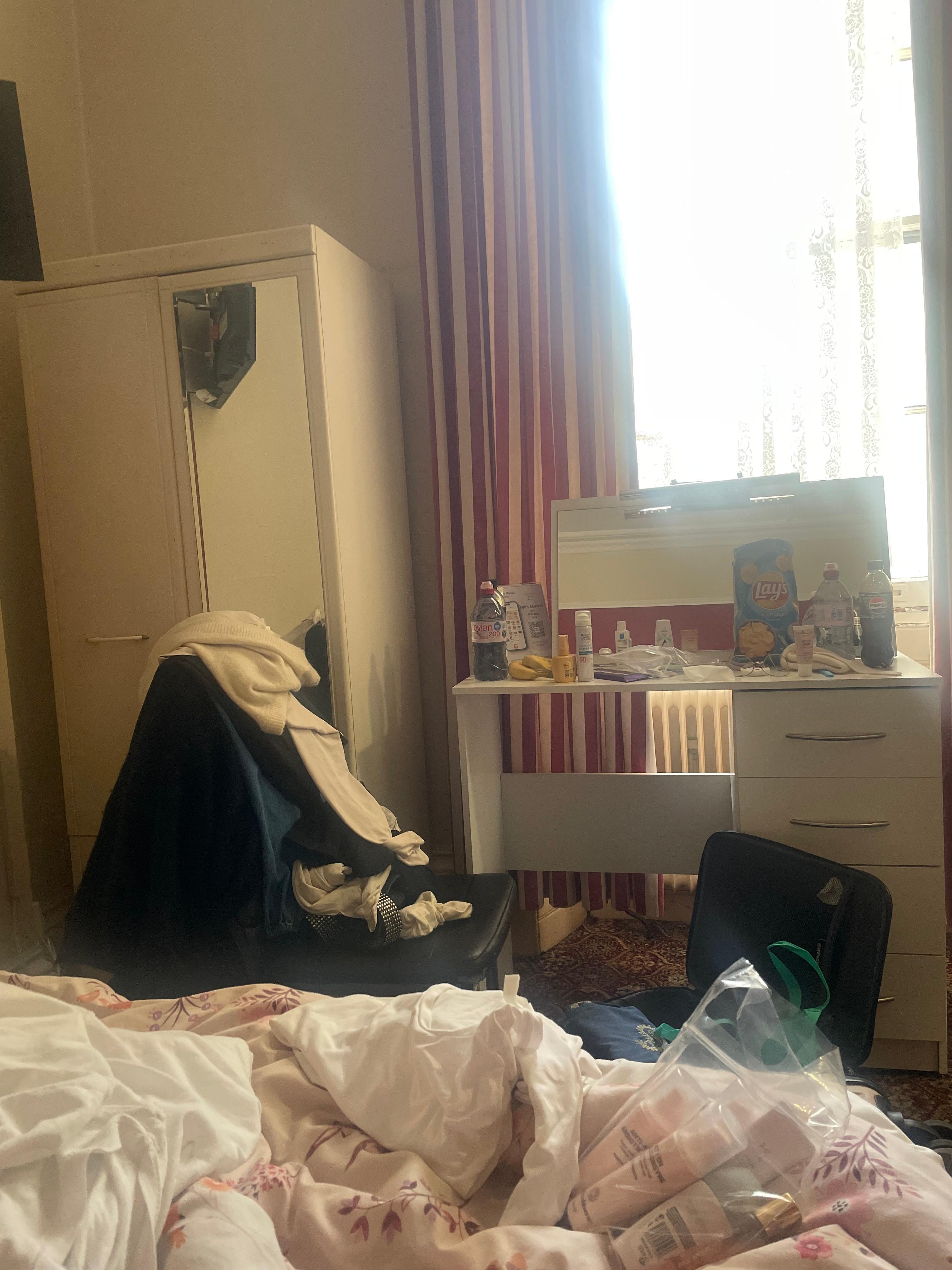 Der er et gammel gult skab, og fjernsynet har intet signal