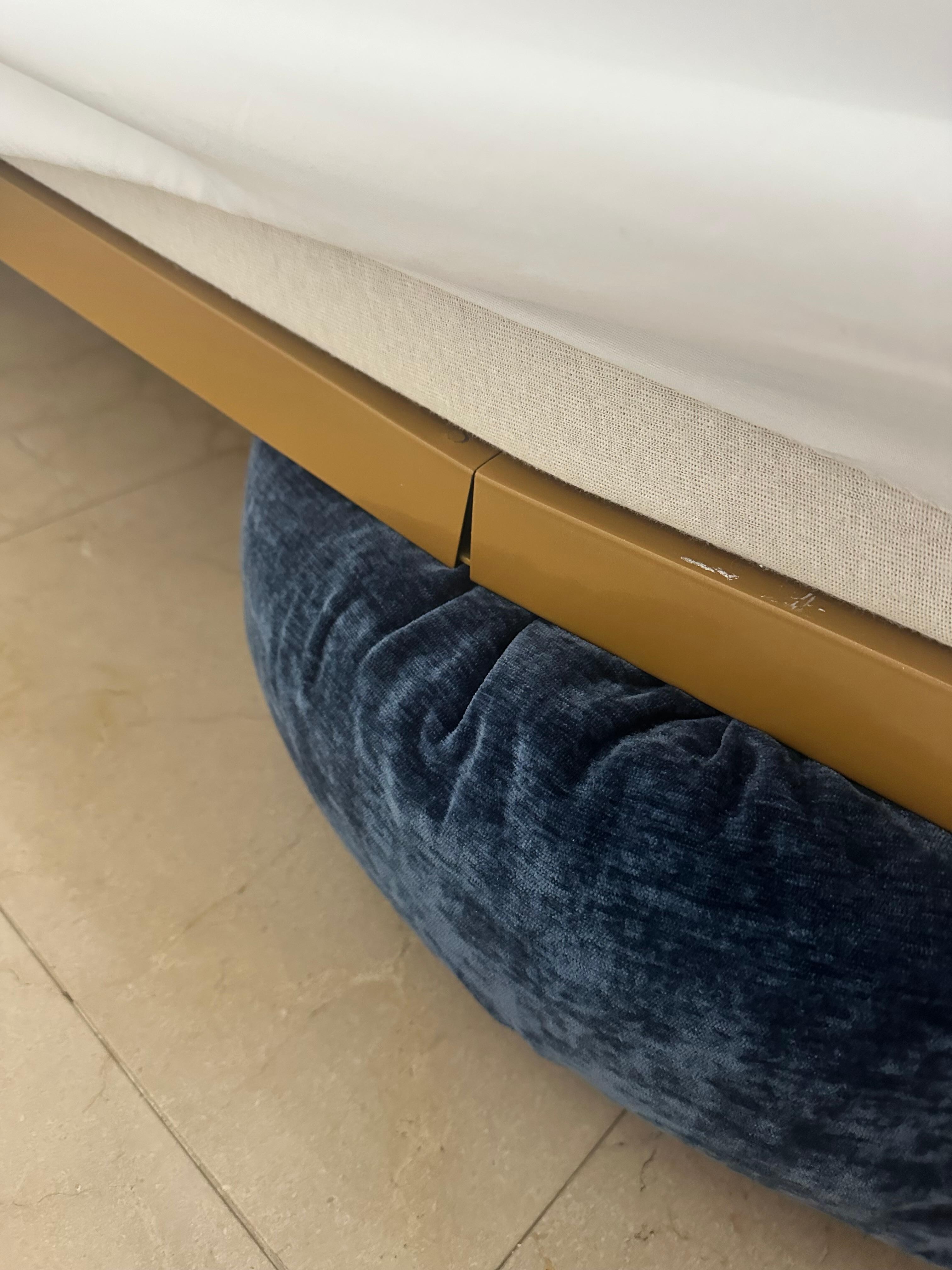 Missing leg on this side of the bed.