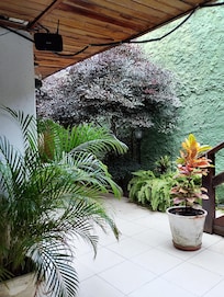 Tem um jardim espaçoso.