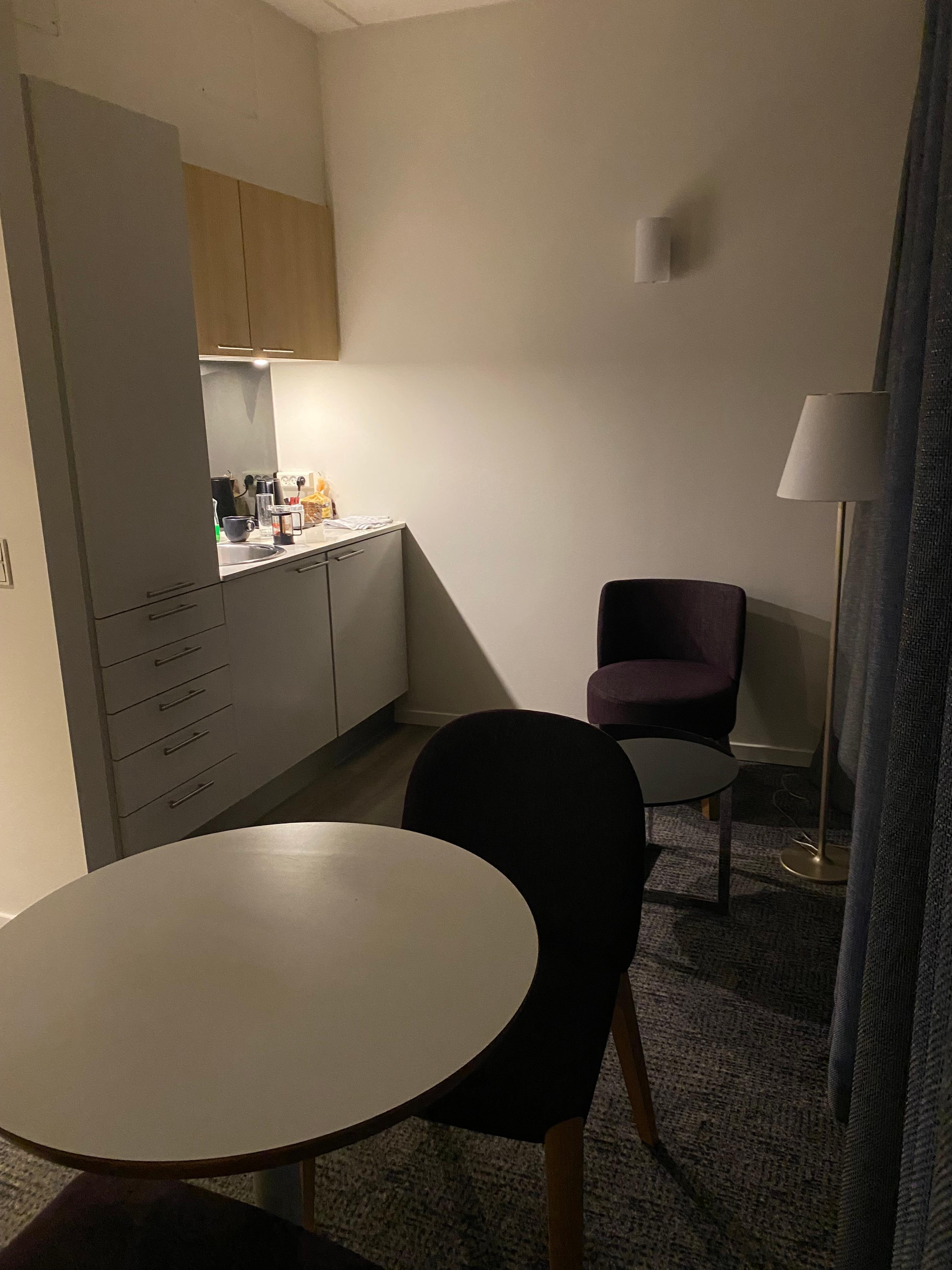 Dejligt lille køkken med microovn.